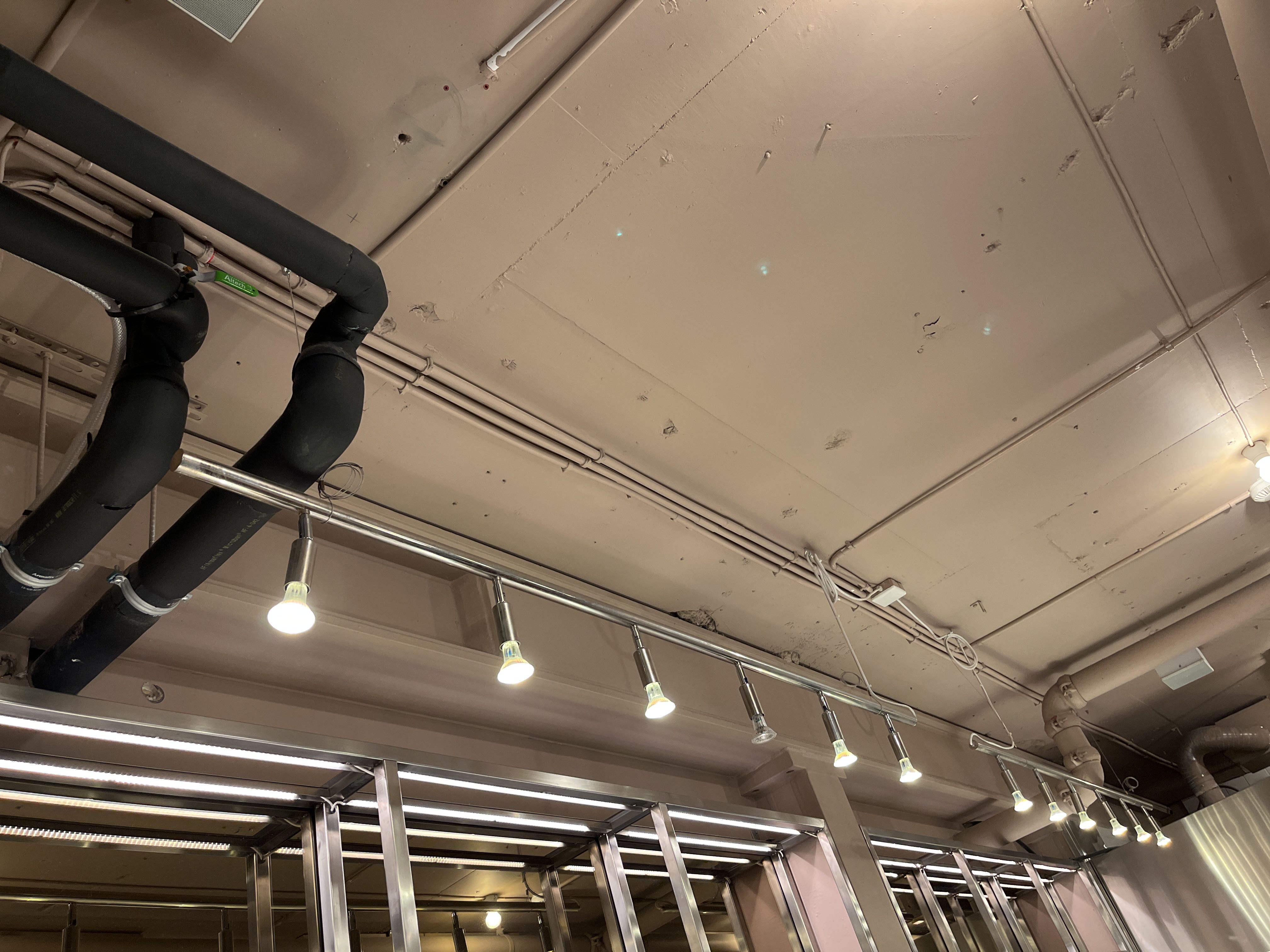Spotlights on rail x12 light sources - PS Auction - We value the future ...