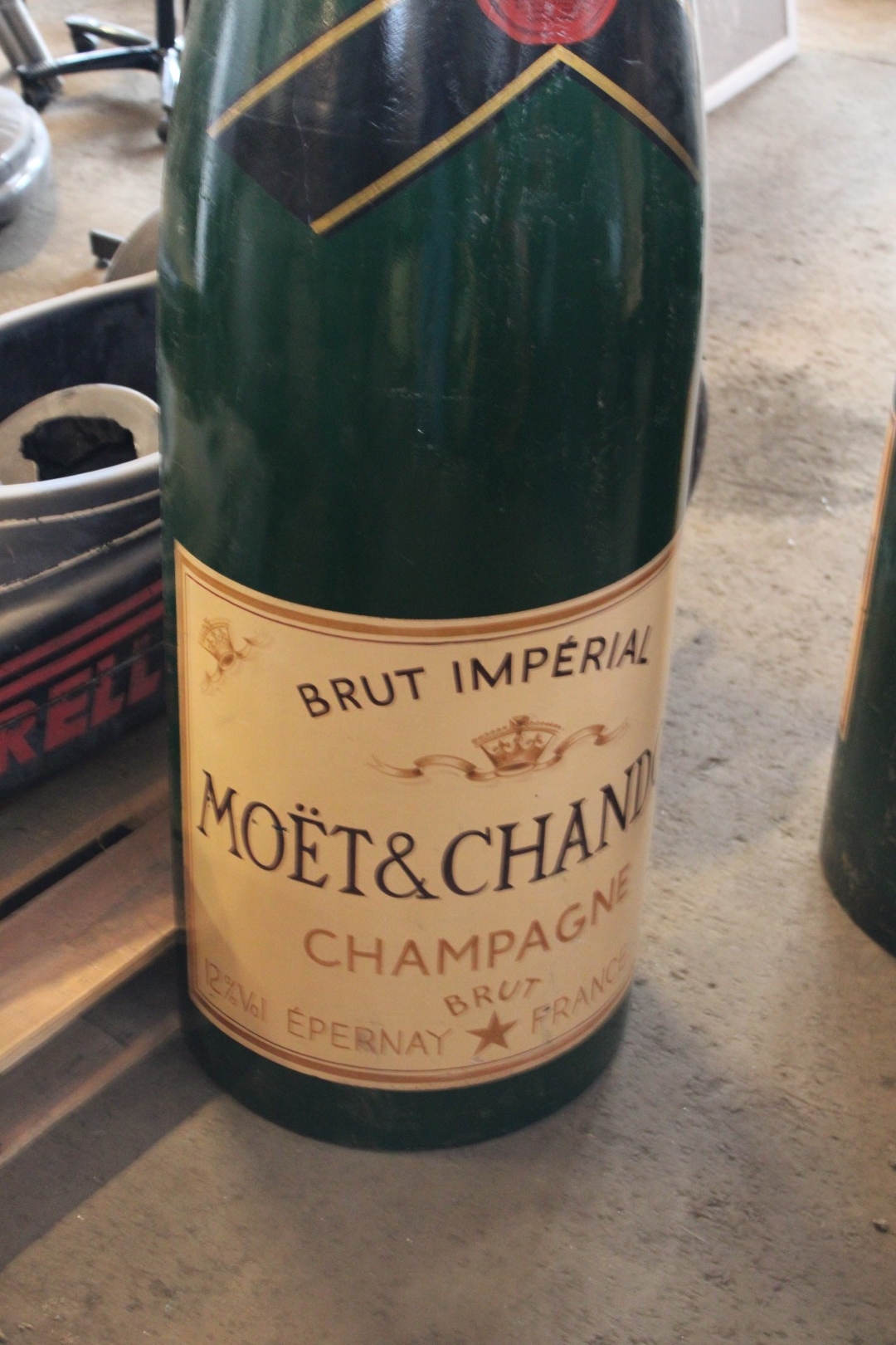 Väggprydnad flaska halv Moet Chandon 205cm - Auktioner online ...