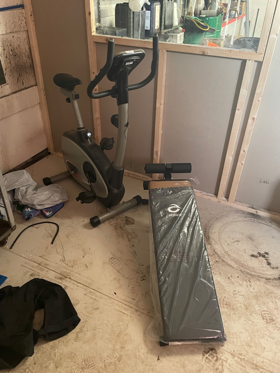 Exercise bike and sit-up bench - PS Auction - We value the future ...