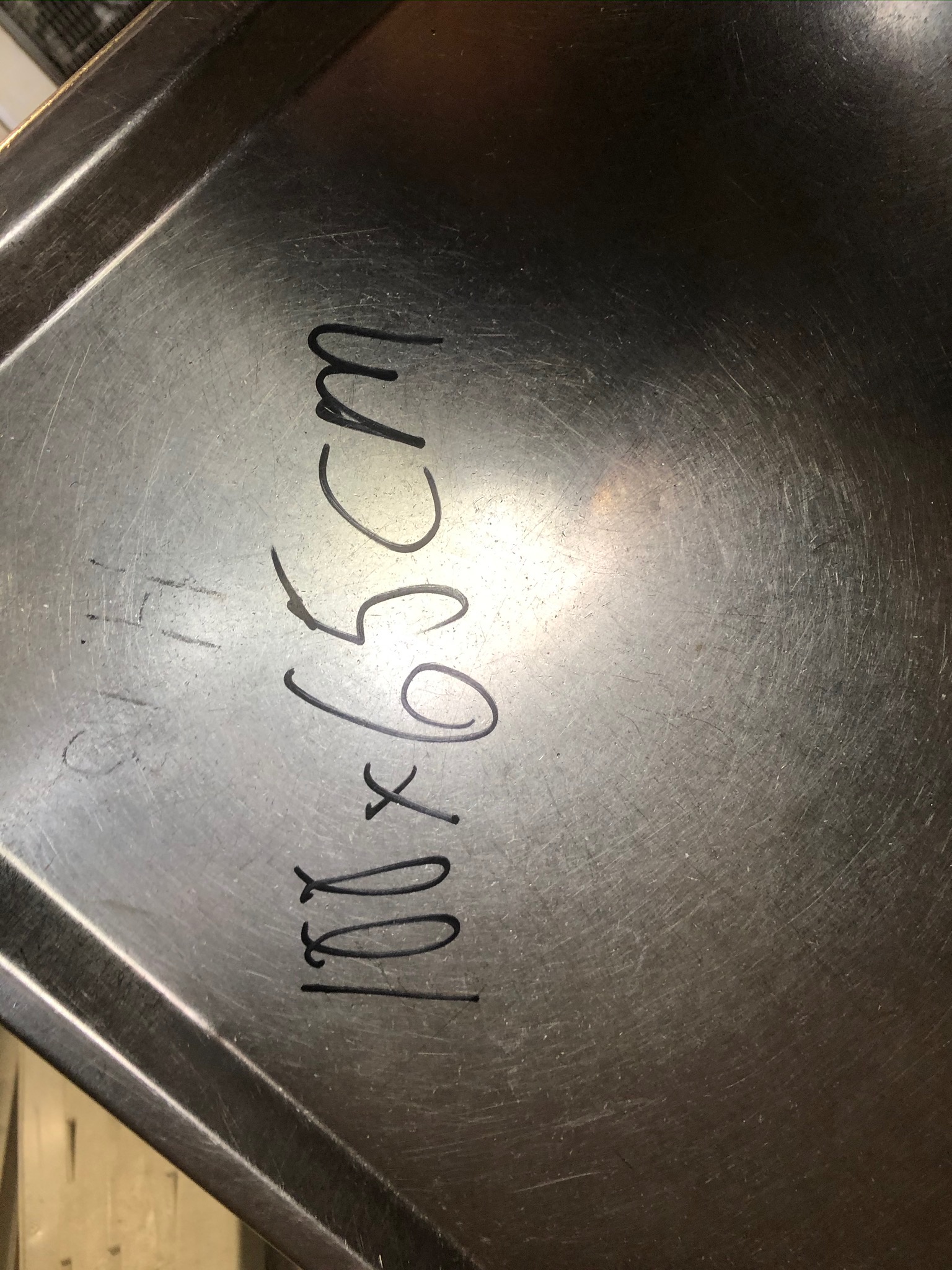 Kort inmatningsbänk (vänster) med stor ho och stor sil. Mått B100 x D ...