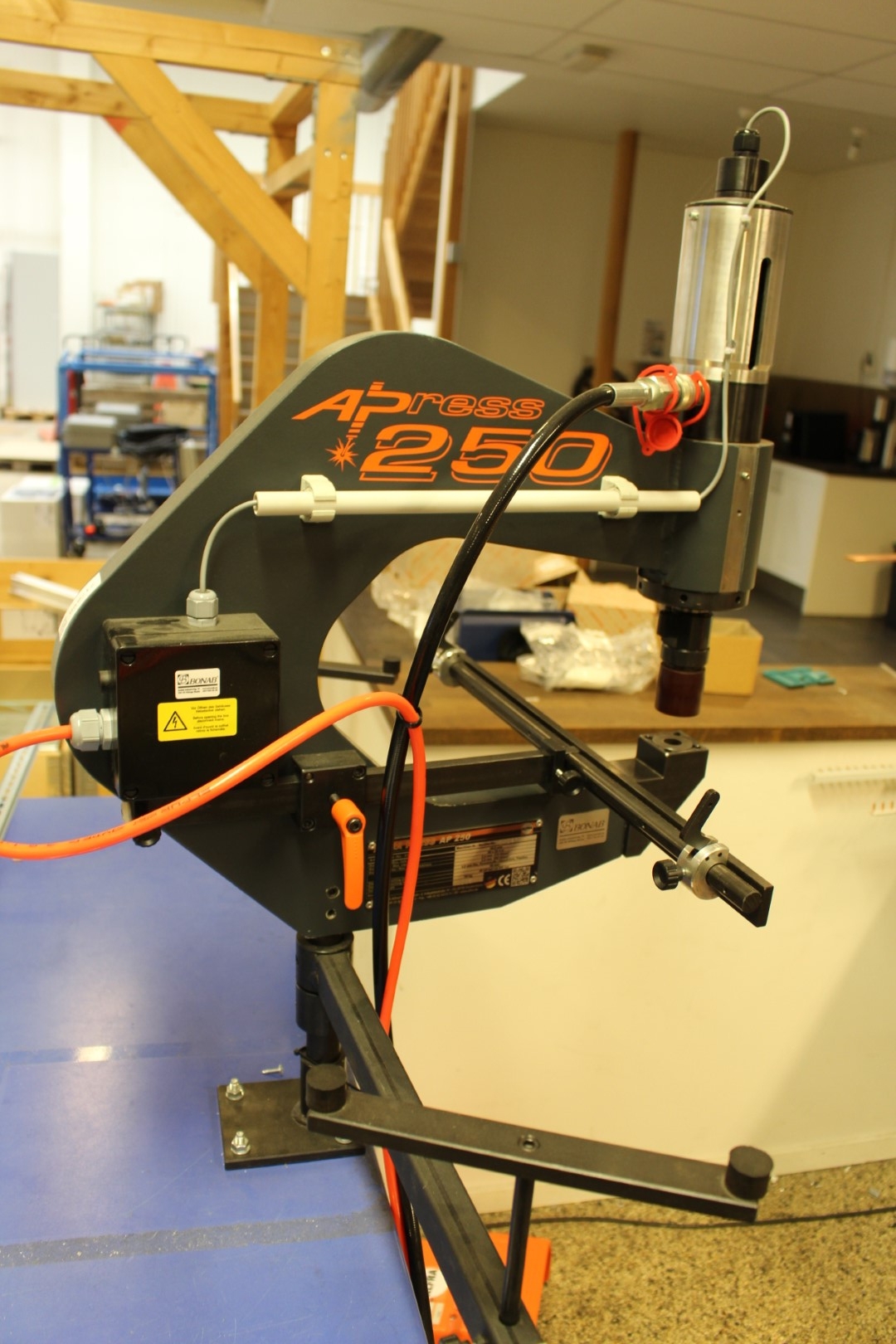 Hydraulic jumper punch Alfra Press AP 250, incl. workbench - PS Auction ...