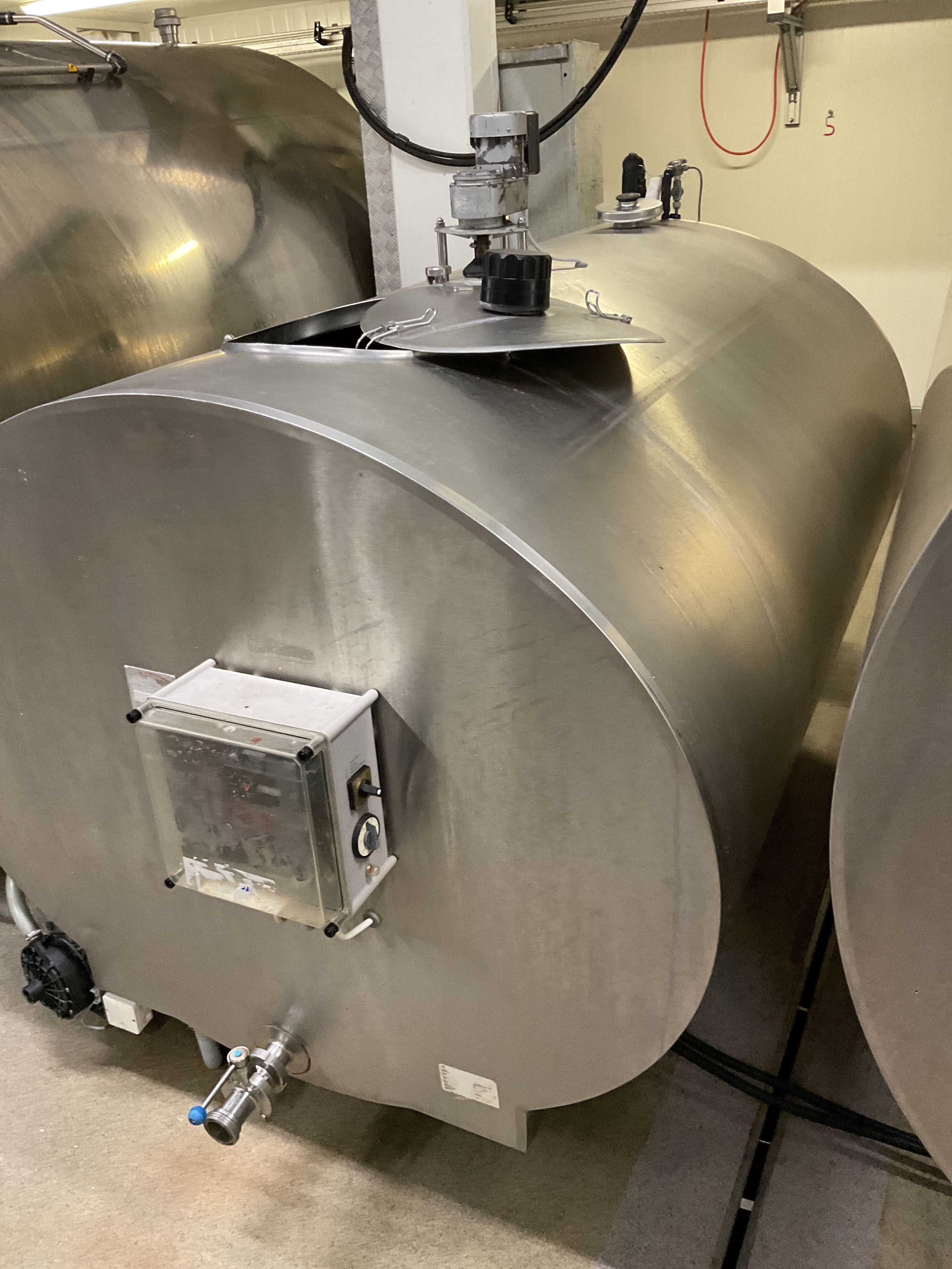 Stainless maturation tank with cooling 2500Liters - PS Auction - We ...