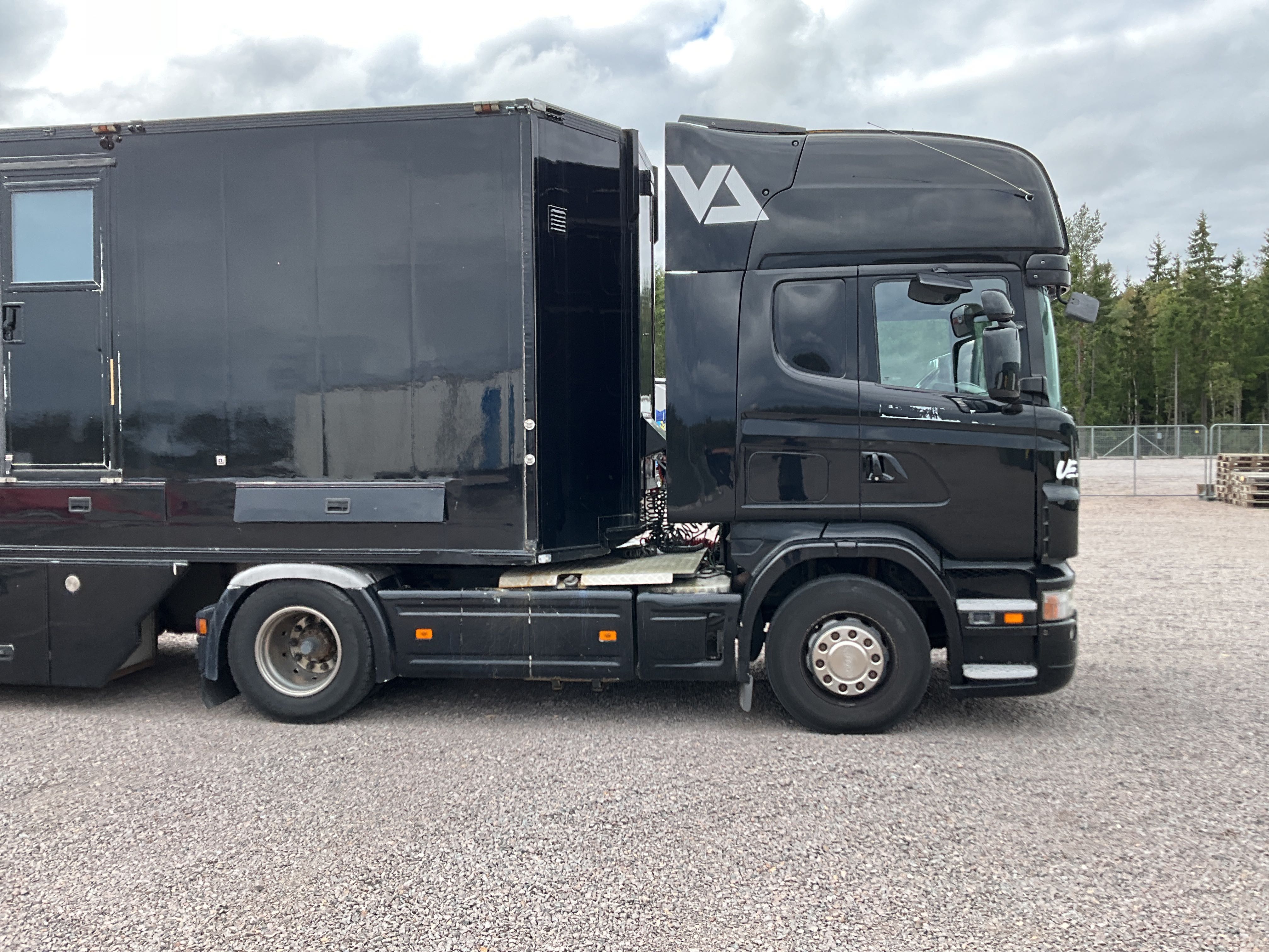 Scania dragbil med VM-trailer för racing - Auktioner online ...