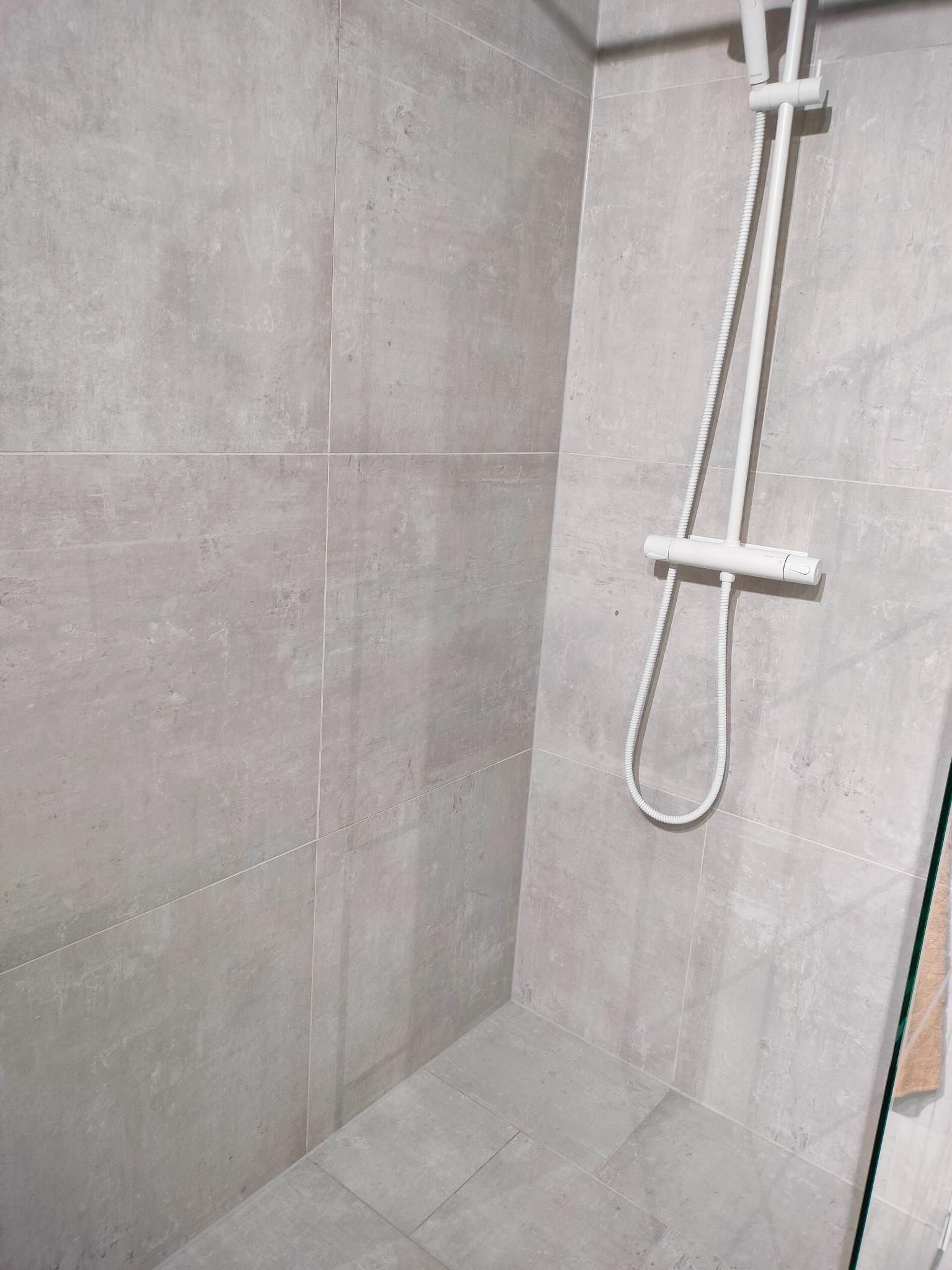 Parti för badrum - [Nya produkter] – kakel & klinkers 30+30+5m², grå ...