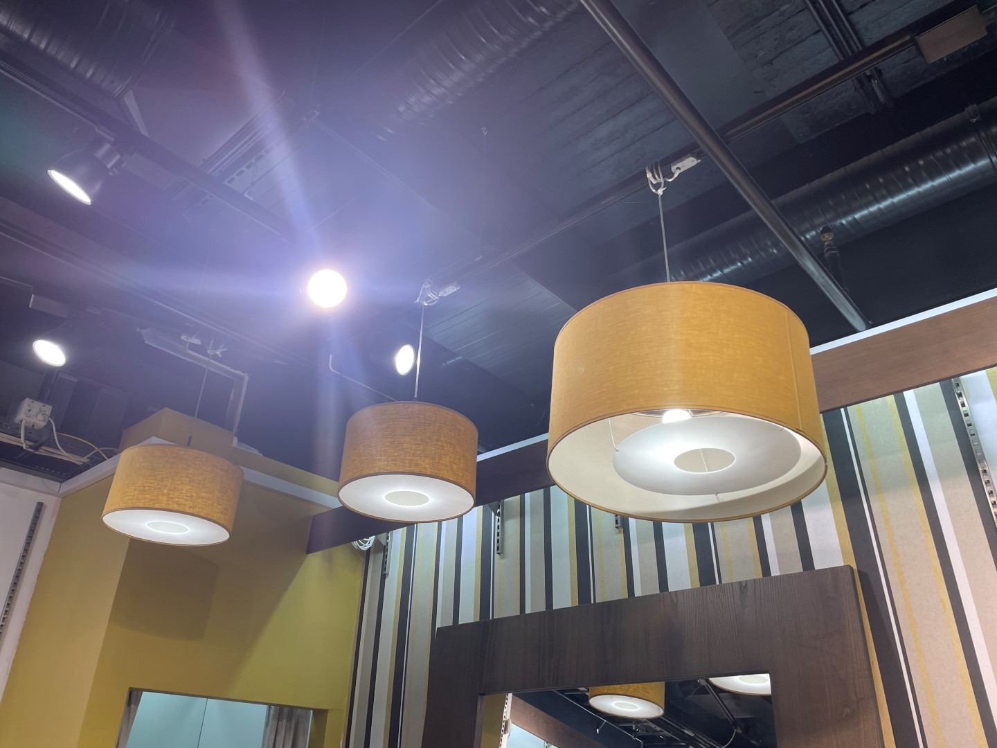 Ceiling lights and spotlights on rails - PS Auction - We value the ...