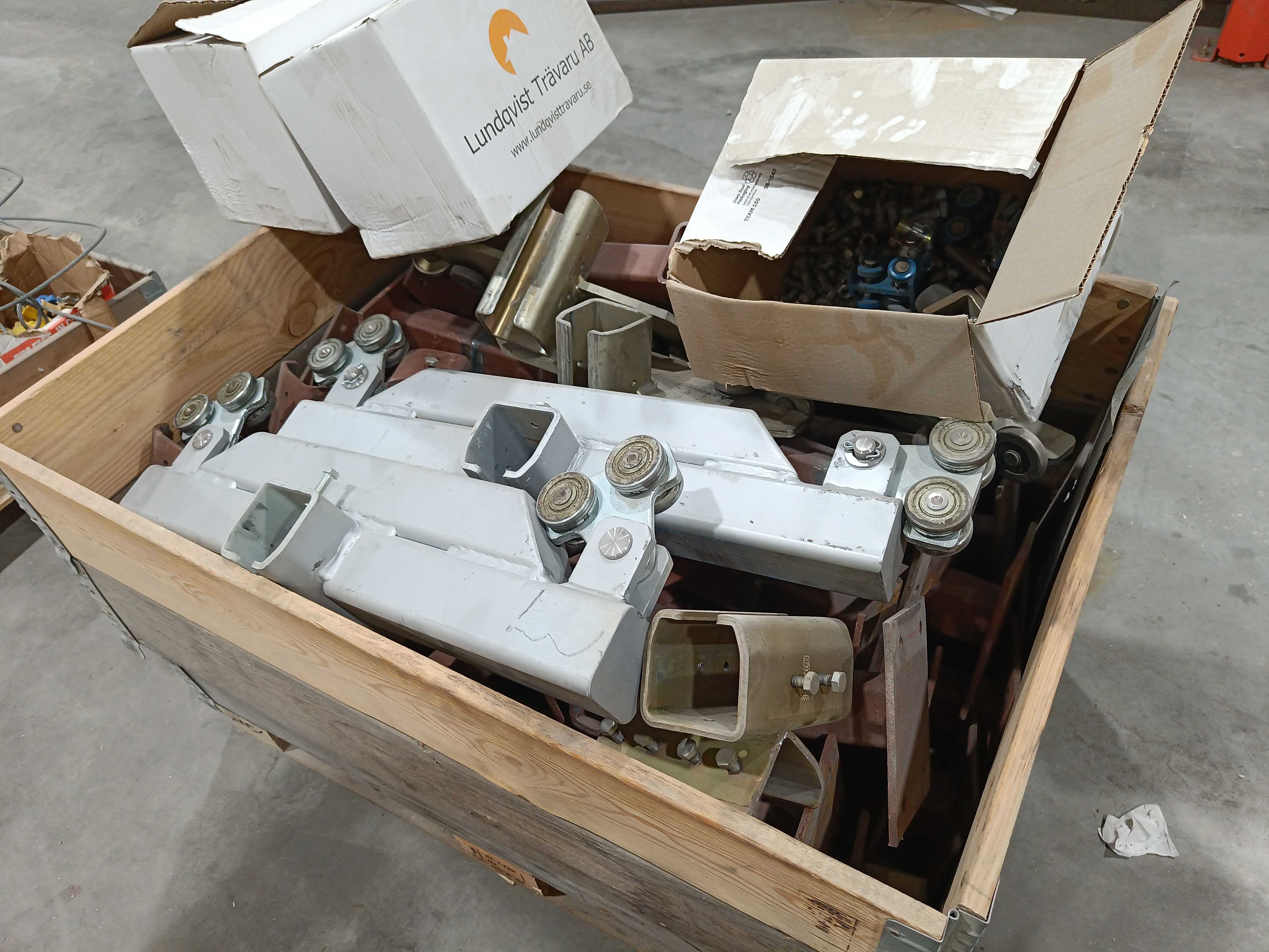 3 pallets with traverse motors and accessories - PS Auction - We value ...