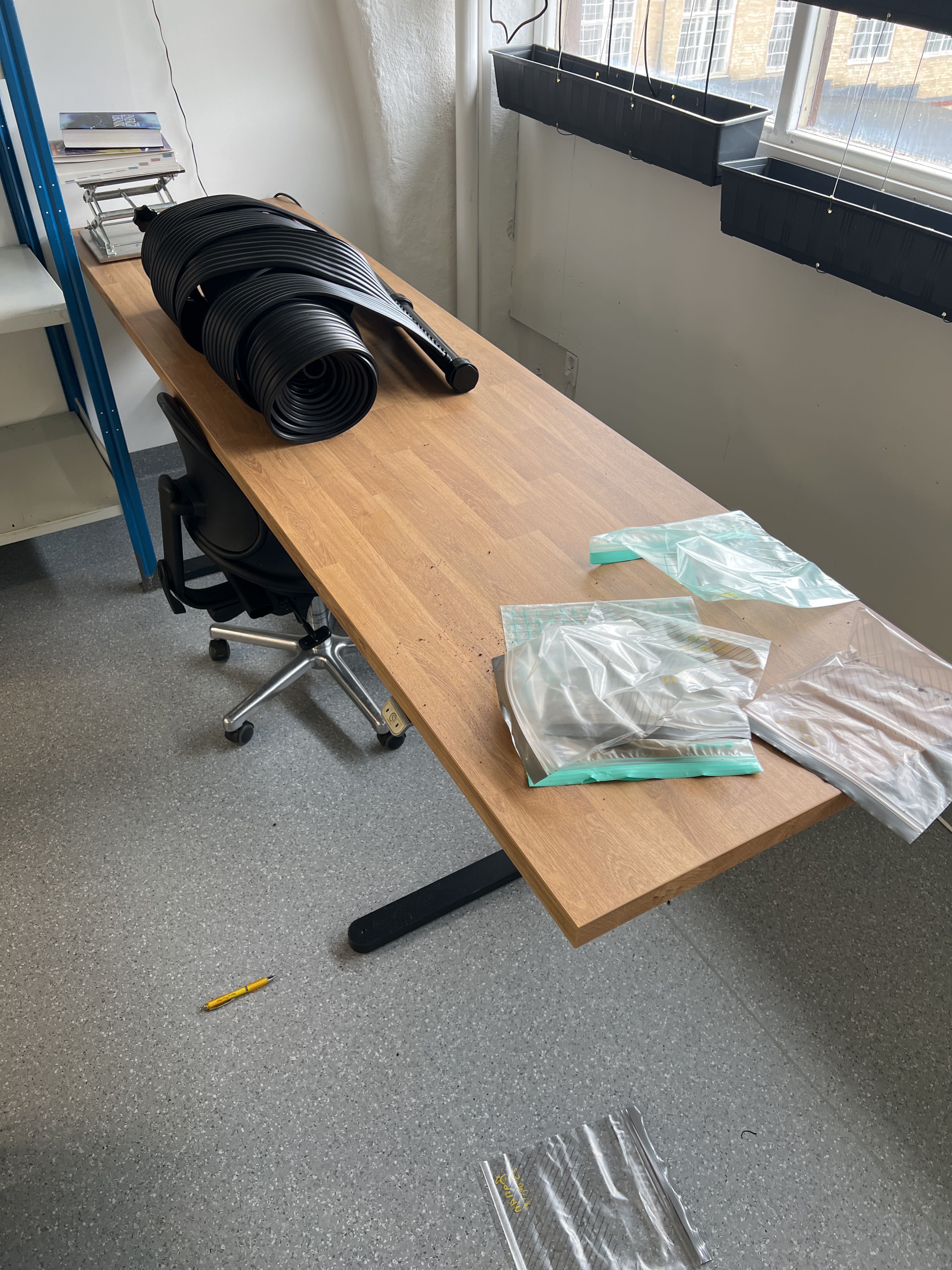 Desk, growing trough and accessories - PS Auction - We value the future ...