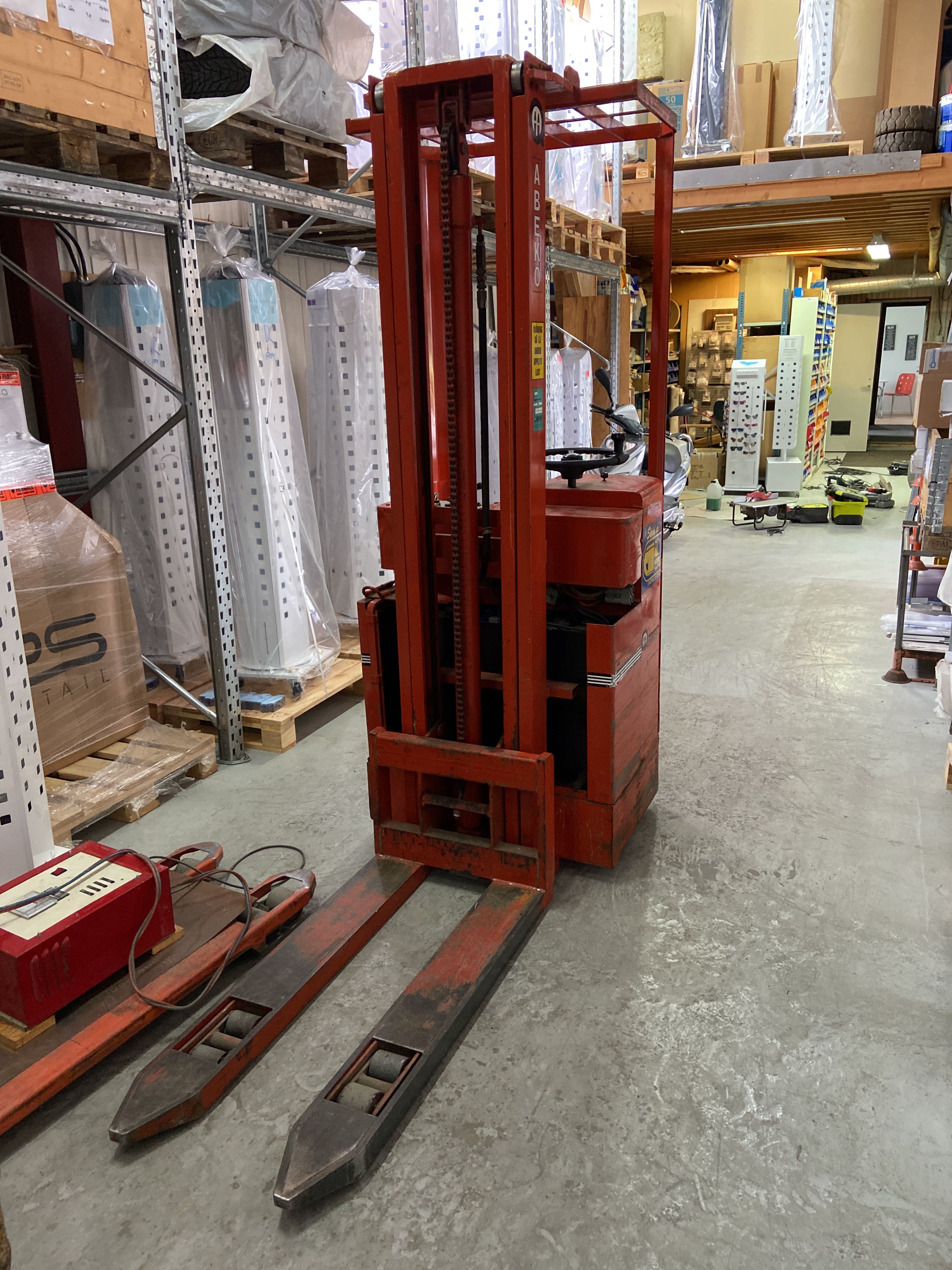 Stand stacker ABEKO with charger - PS Auction - We value the future ...