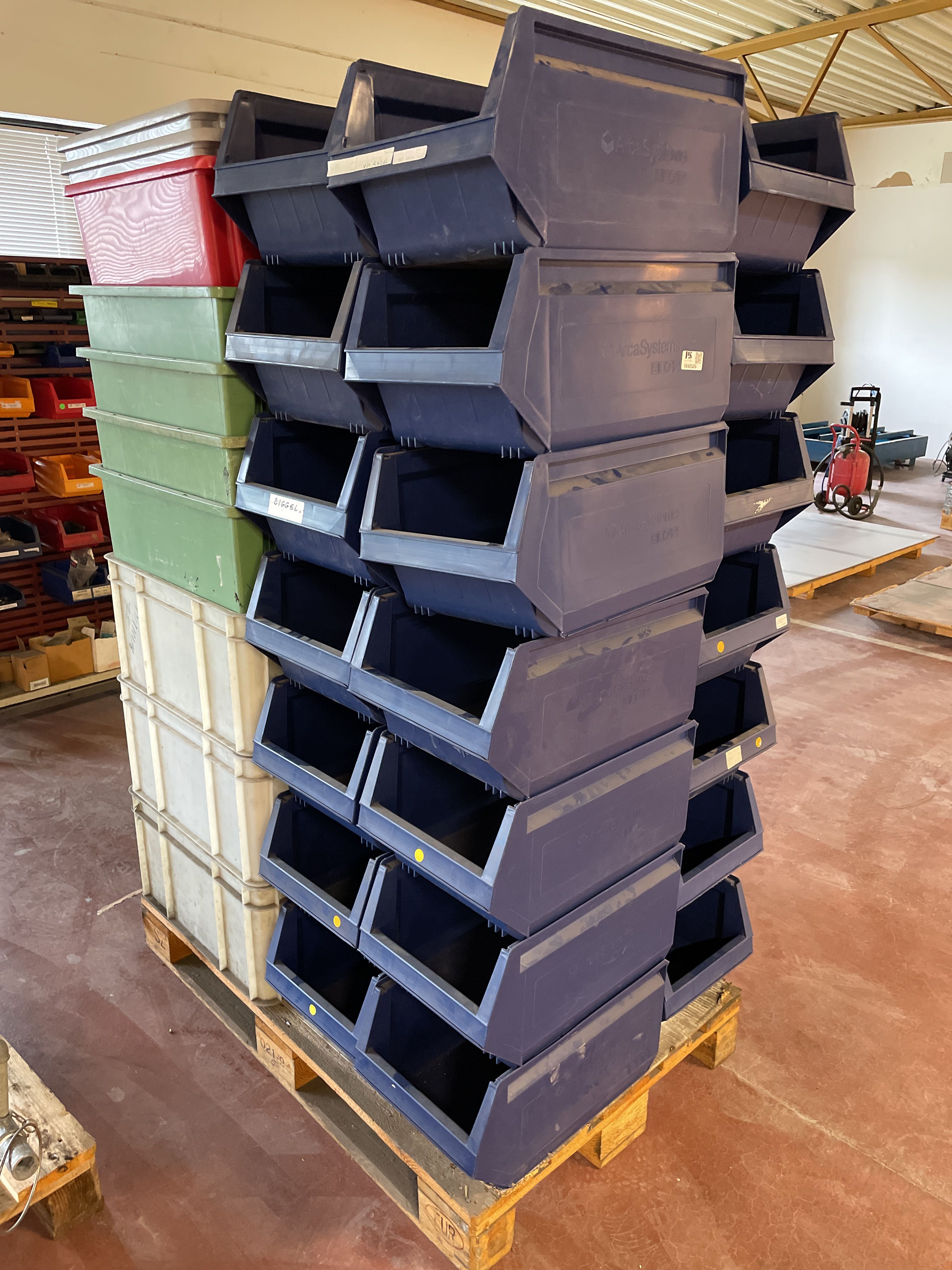 Pall med diverse sortimentlådor - Auktioner online - Nätauktioner ...