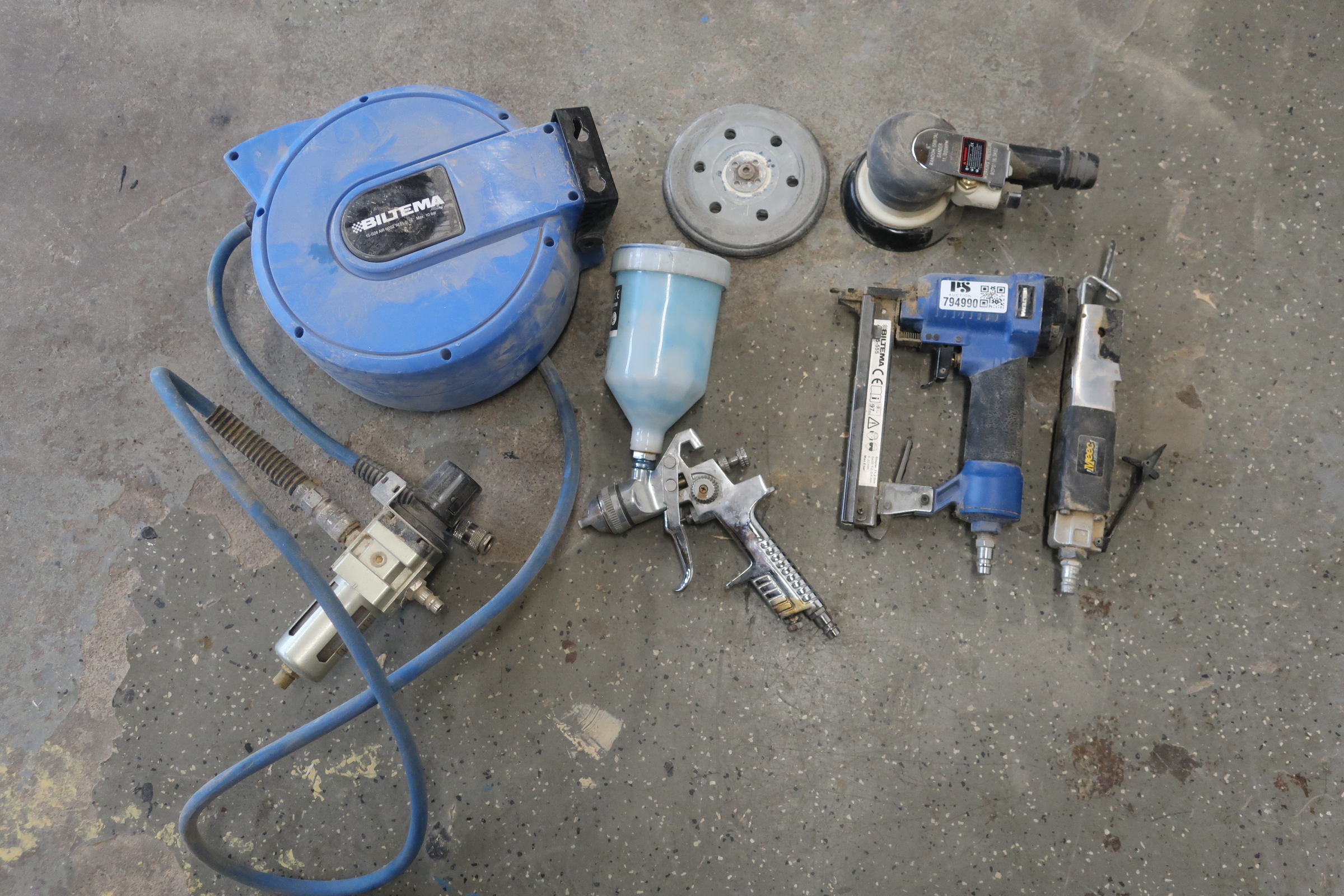 Diverse pneumatiska verktyg samt slangrulle - Auktioner online ...
