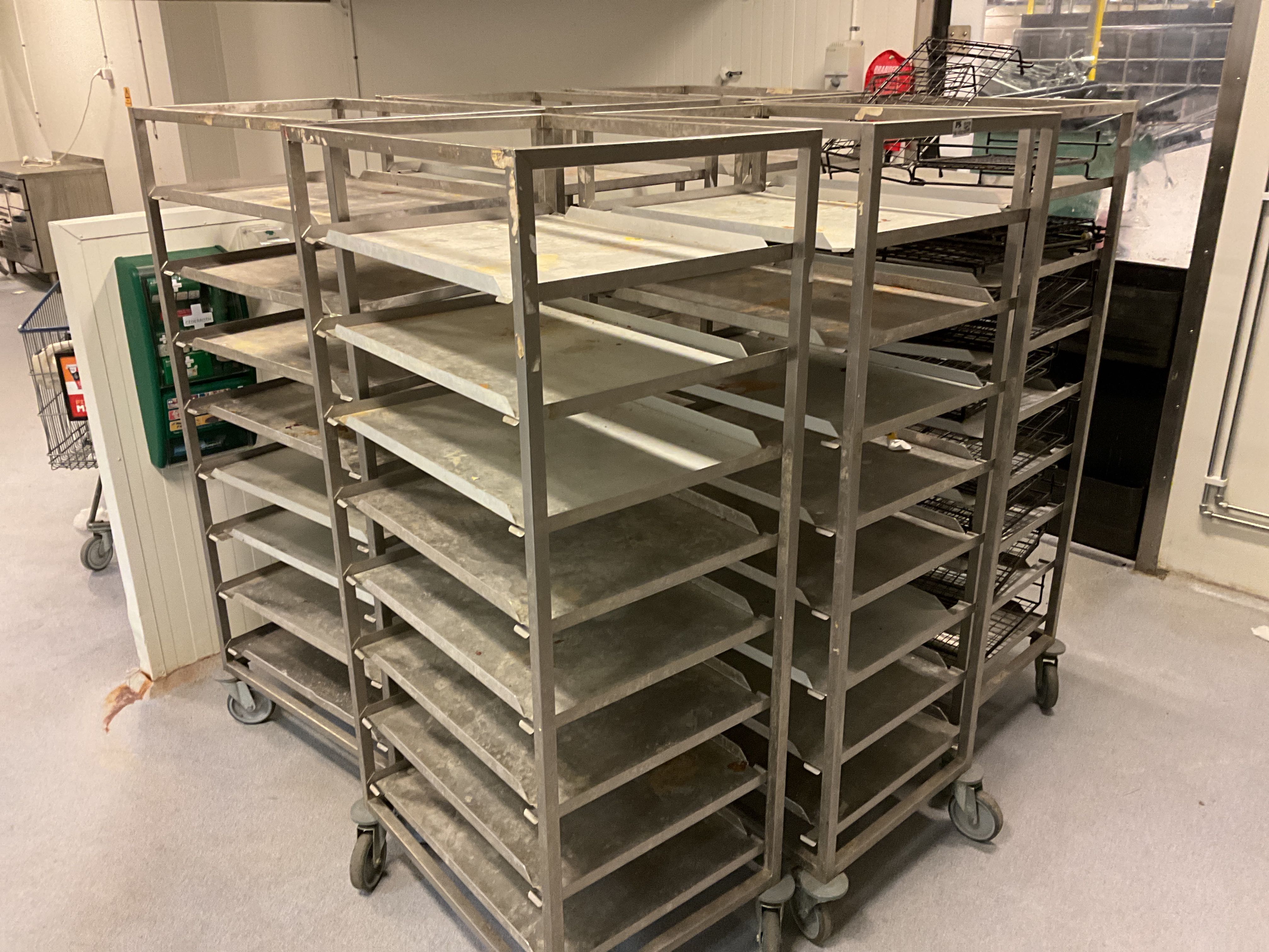 6 metal carts with loose metal plates - PS Auction - We value the ...