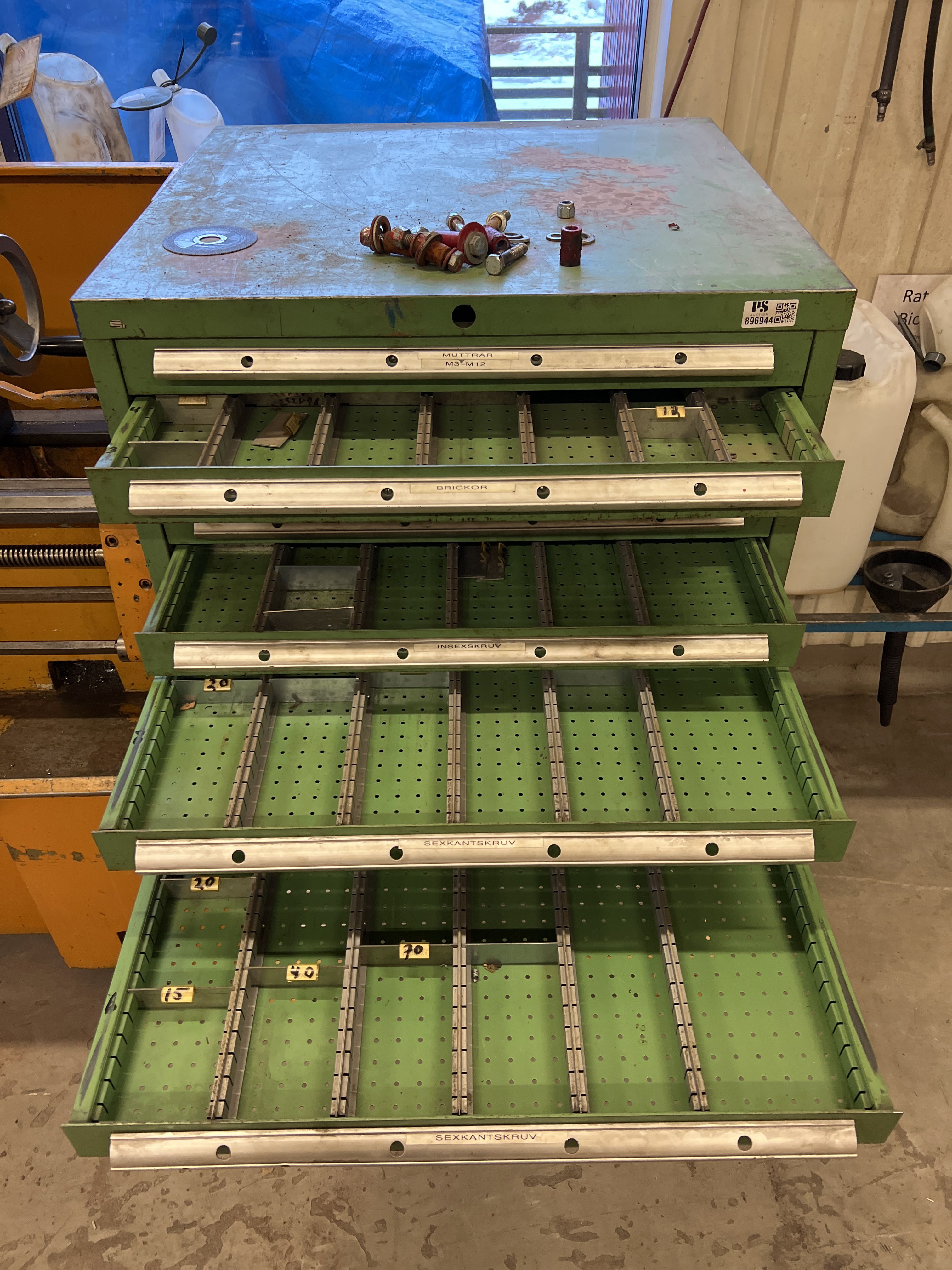 Verkstadsskåp med sorteringsfack - Auktioner online - Nätauktioner ...