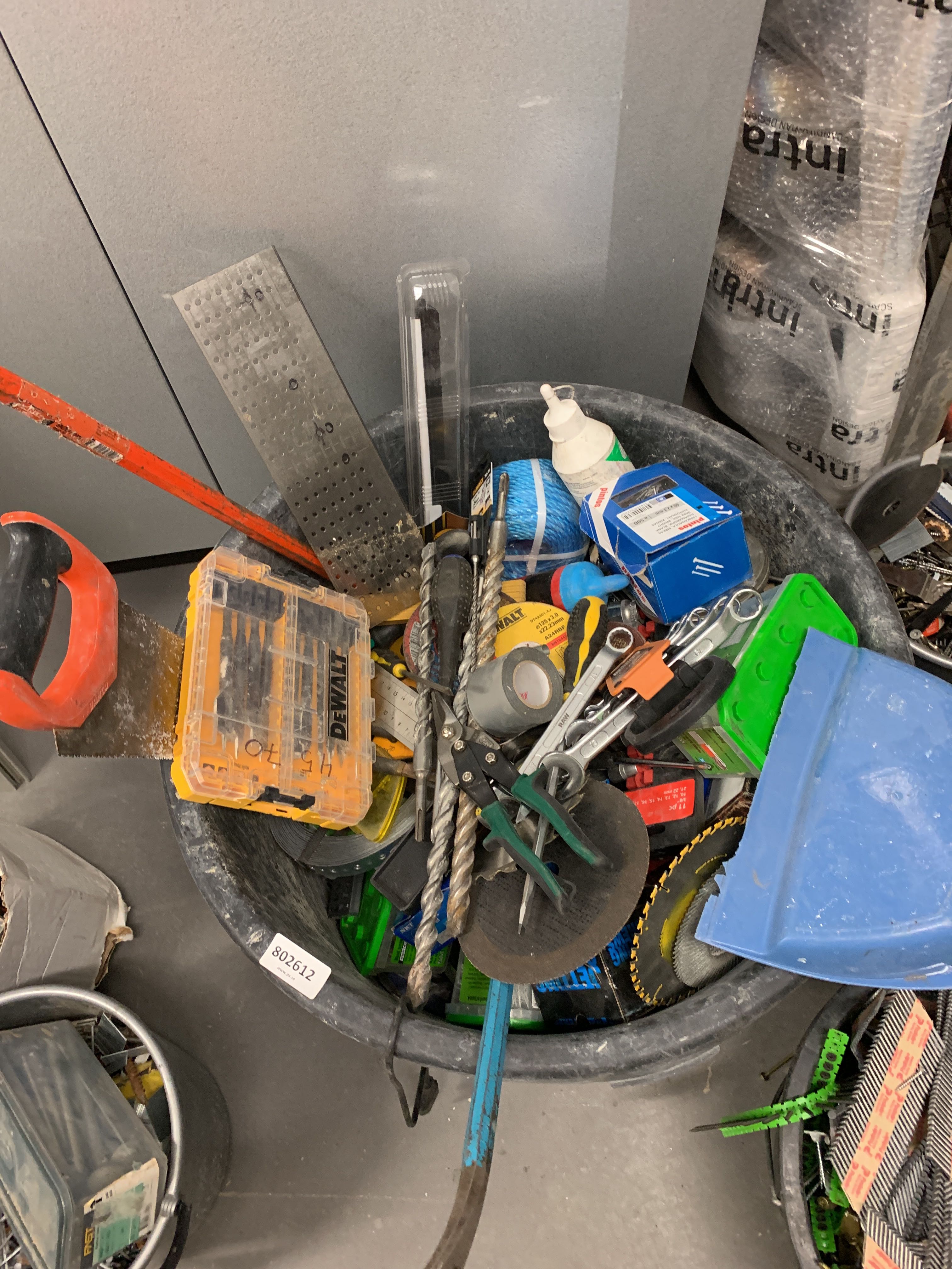 Masonry bucket with mixed hand tools - PS Auction - We value the future ...