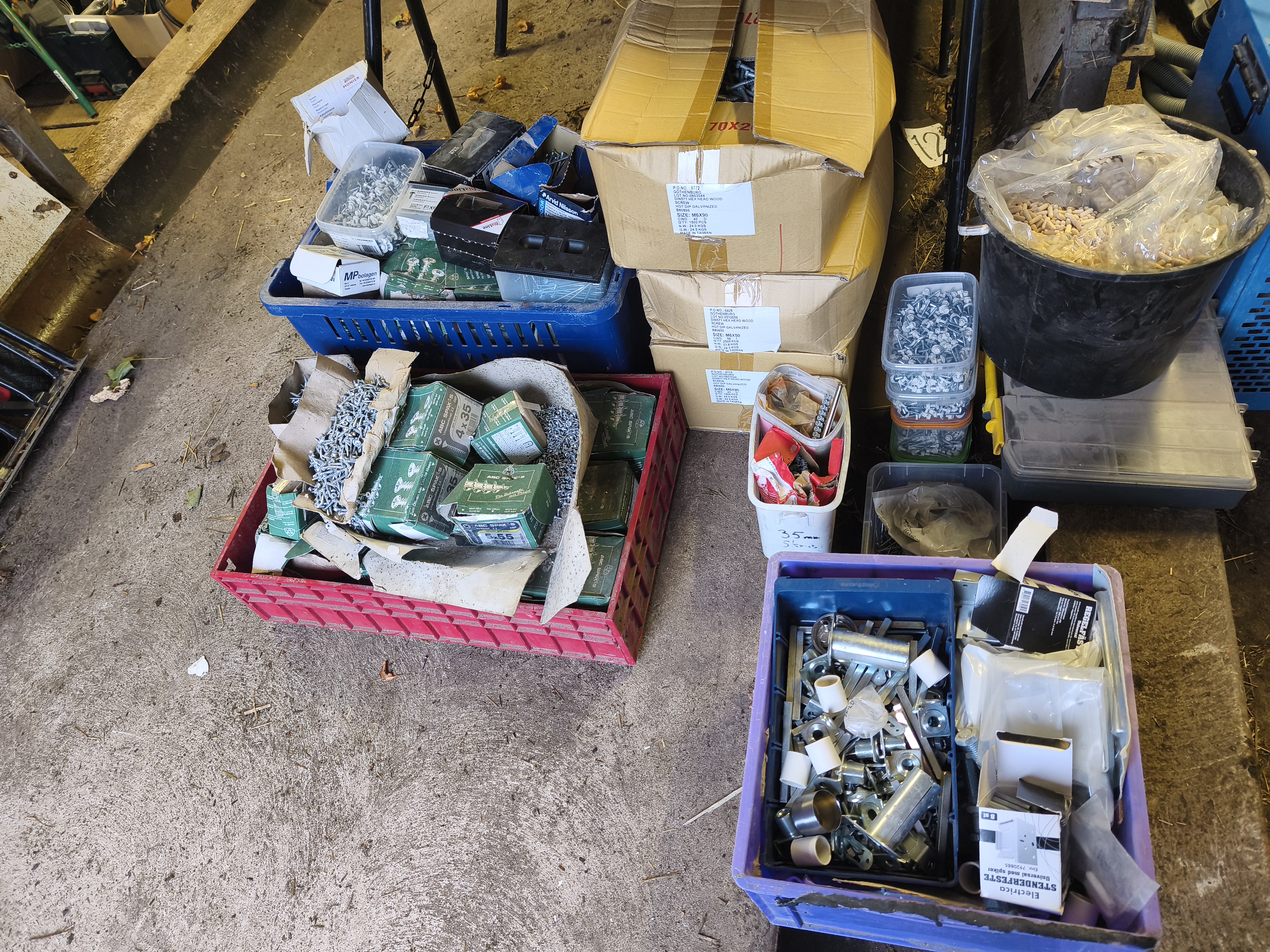 Bygg och installations material; skruv, träplugg, bultar med mera ...