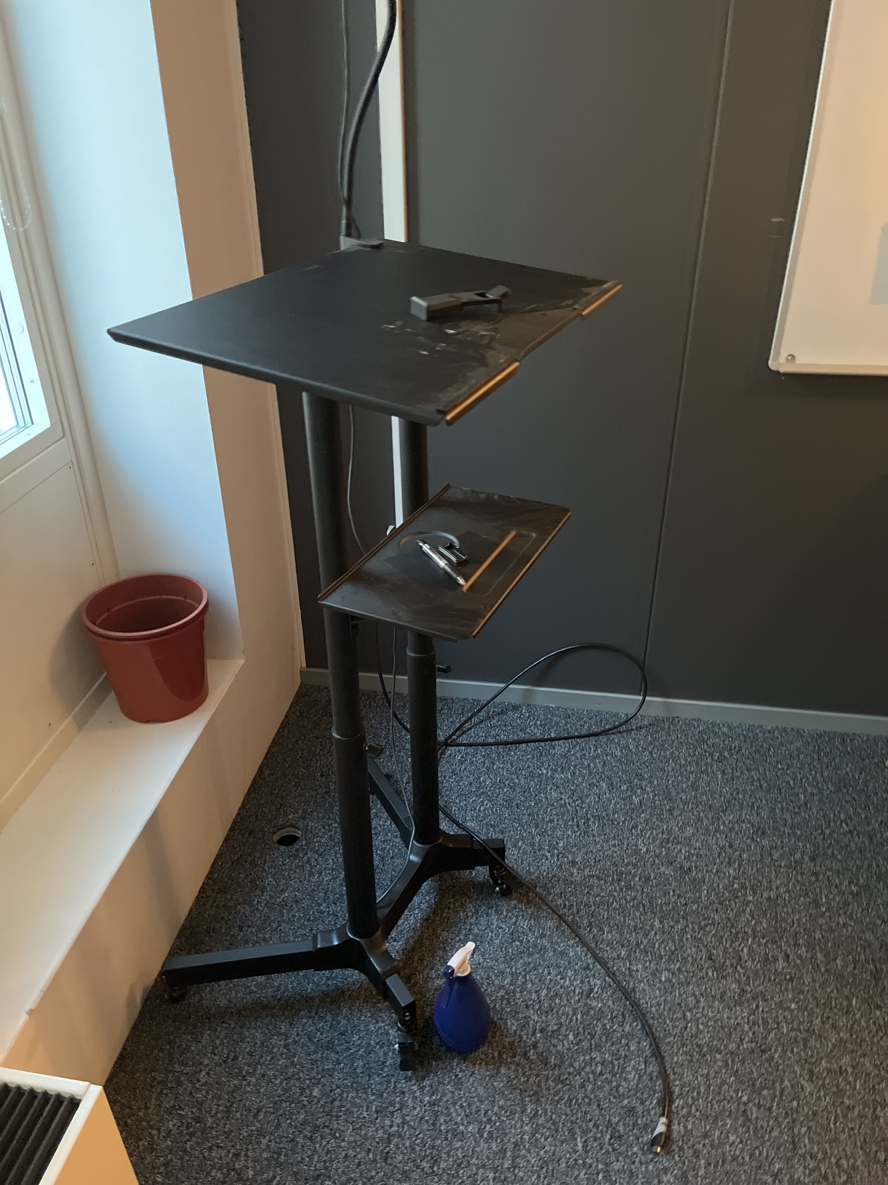 Kontorsmöblemang med projector - Auktioner online - Nätauktioner ...