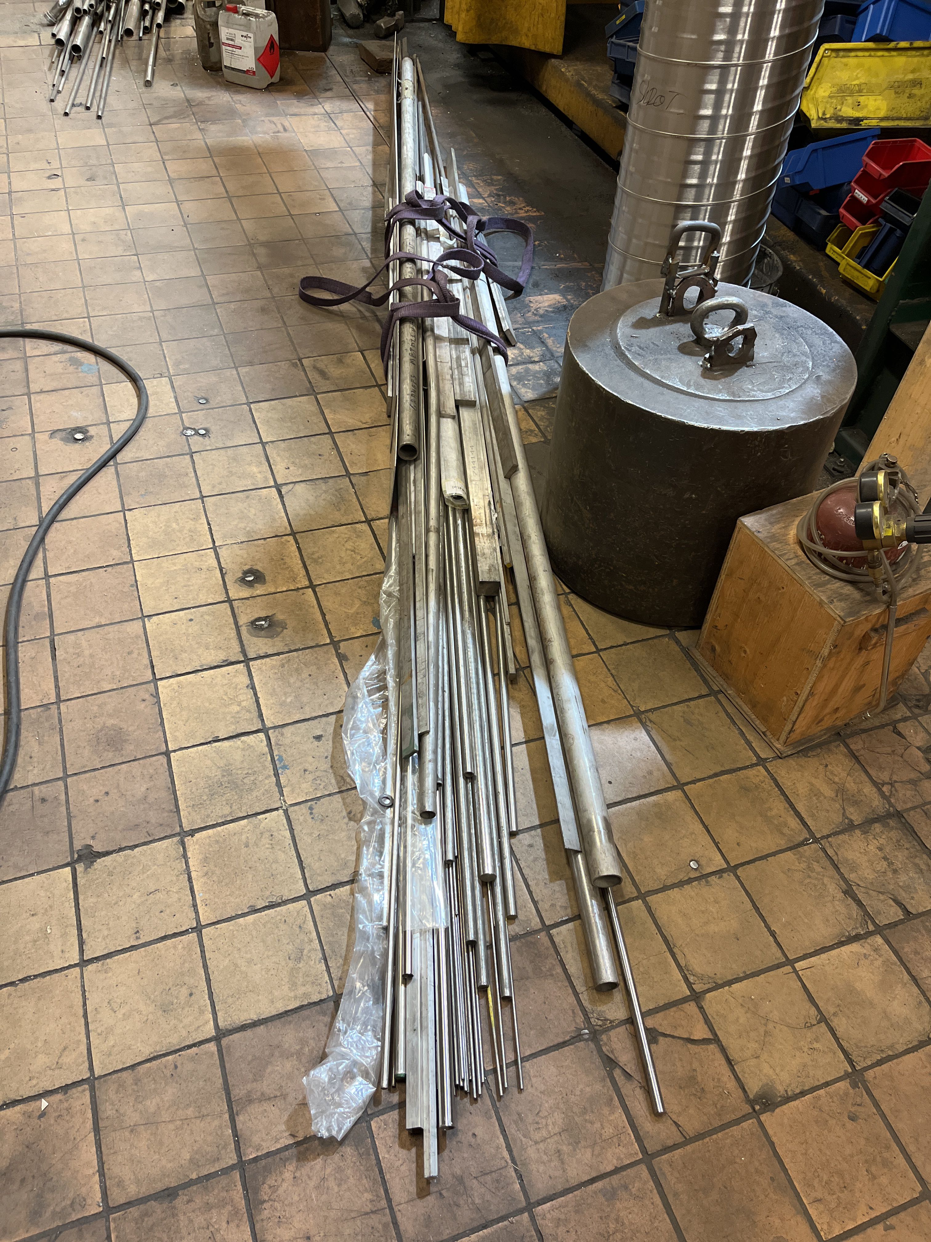 Samling med diverse metallprofiler i varierat utförande - Auktioner ...