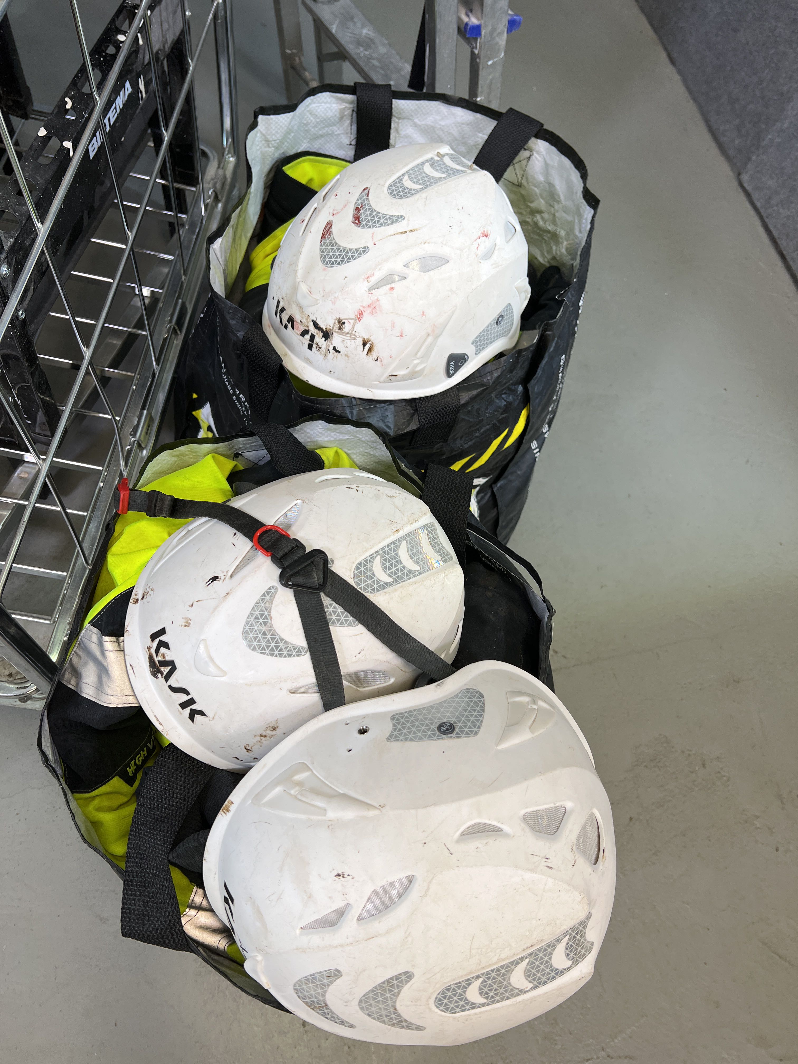 Trolley with various construction items - PS Auction - We value the ...