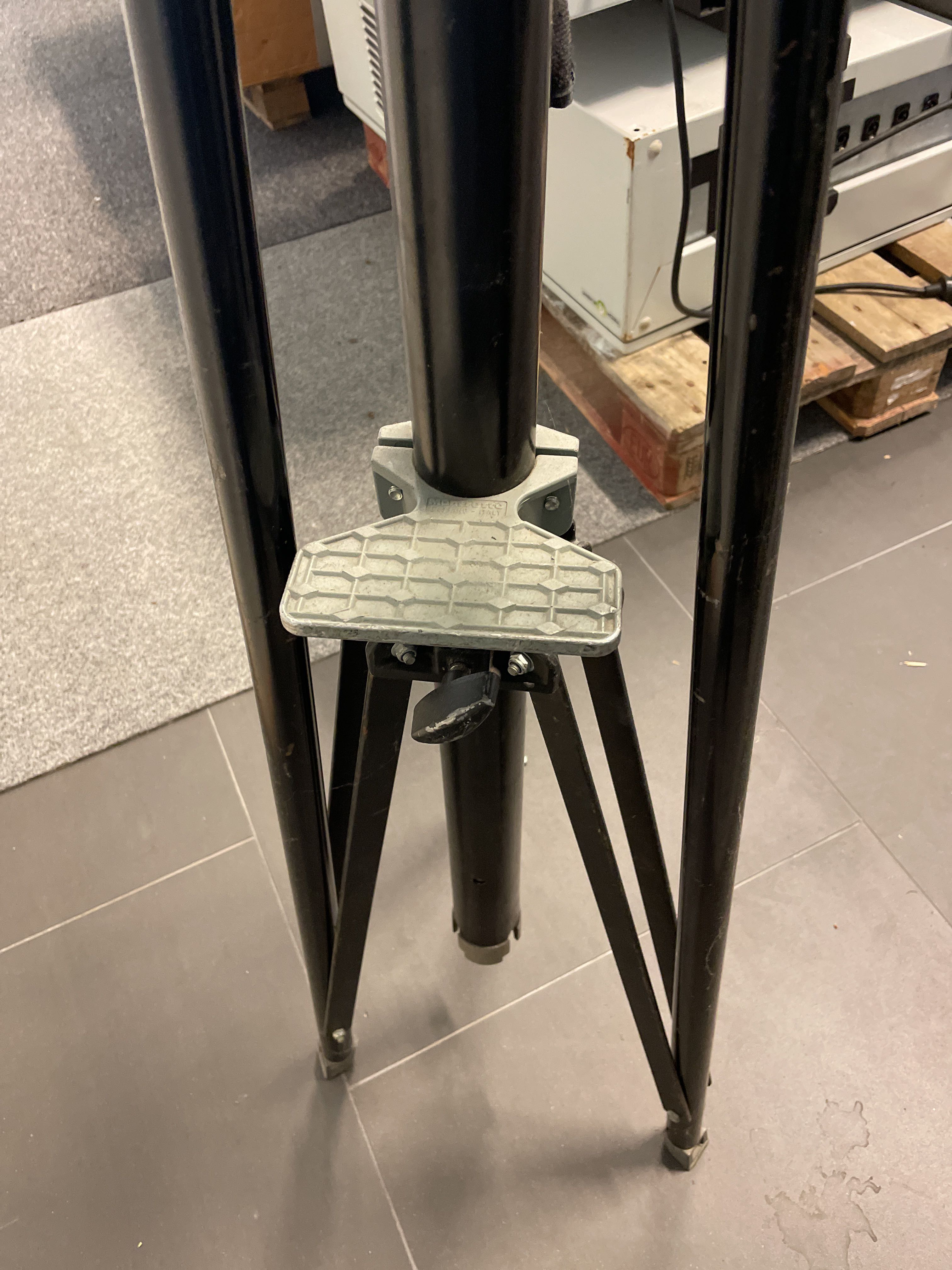 Manfrotto tripod - PS Auction - We value the future - Largest in net auctions