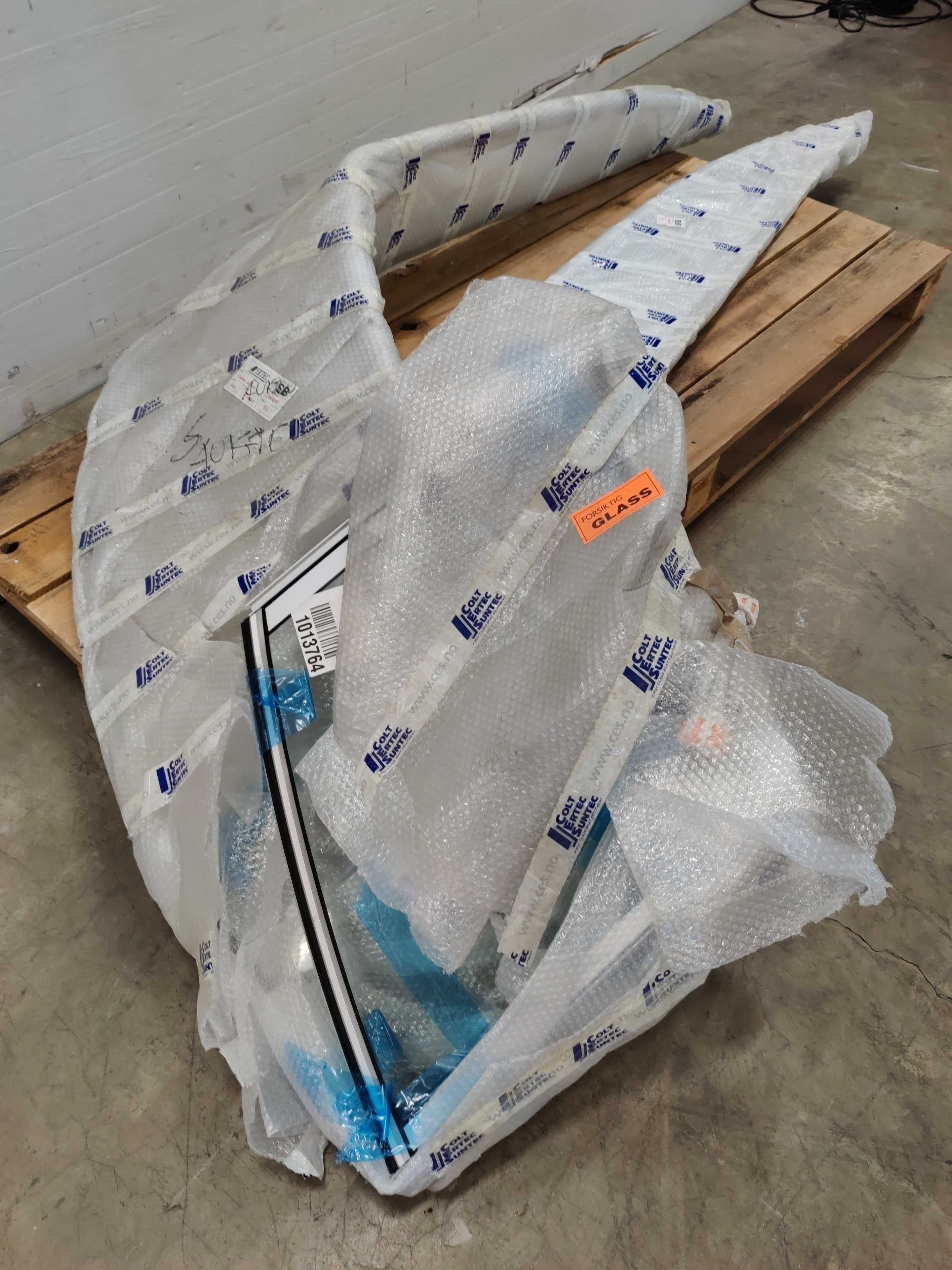 Side window Crescent 650 DC - PS Auction - We value the future ...