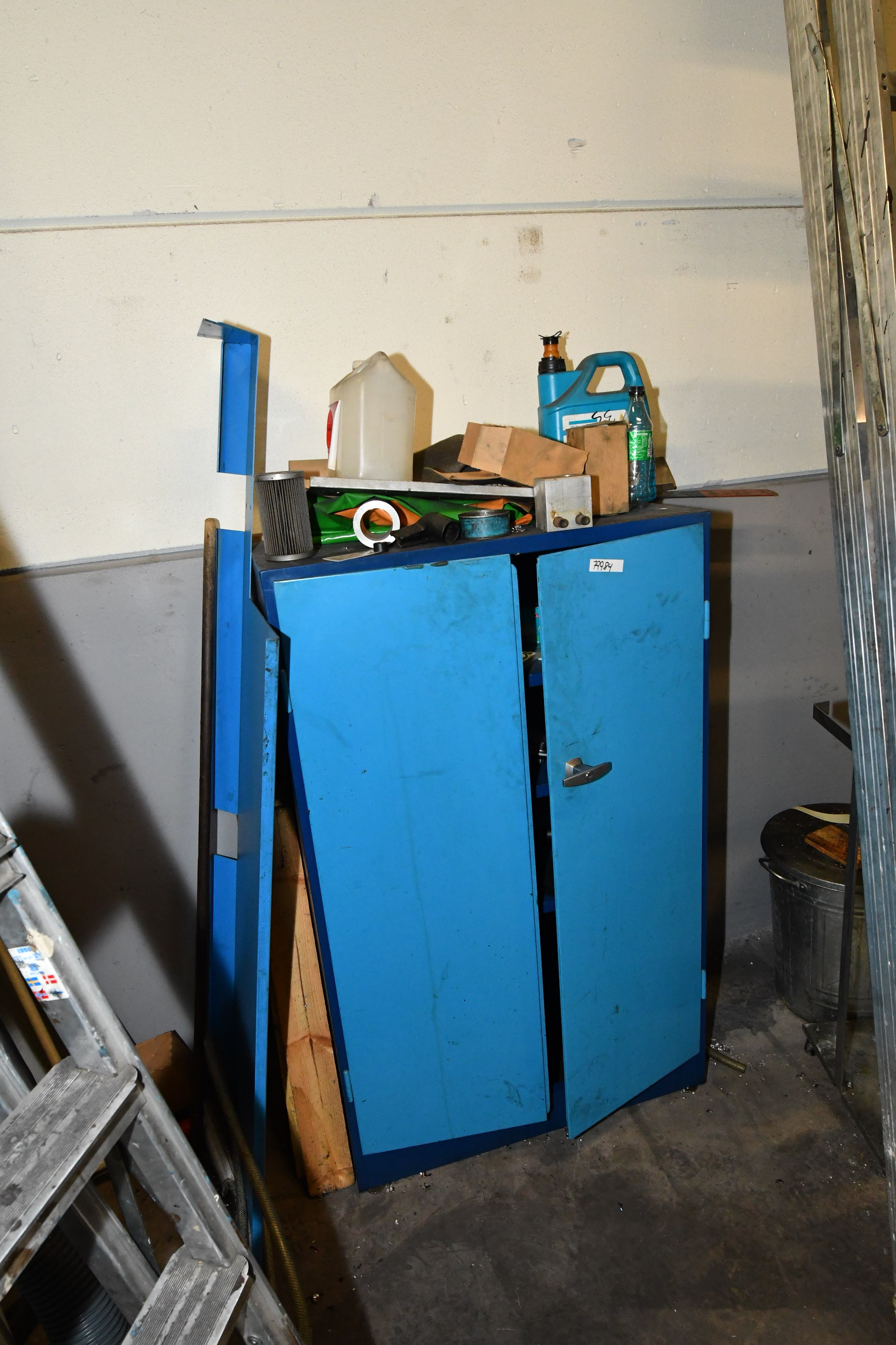 Plåtsskåp med innehåll - Auktioner online - Nätauktioner ...