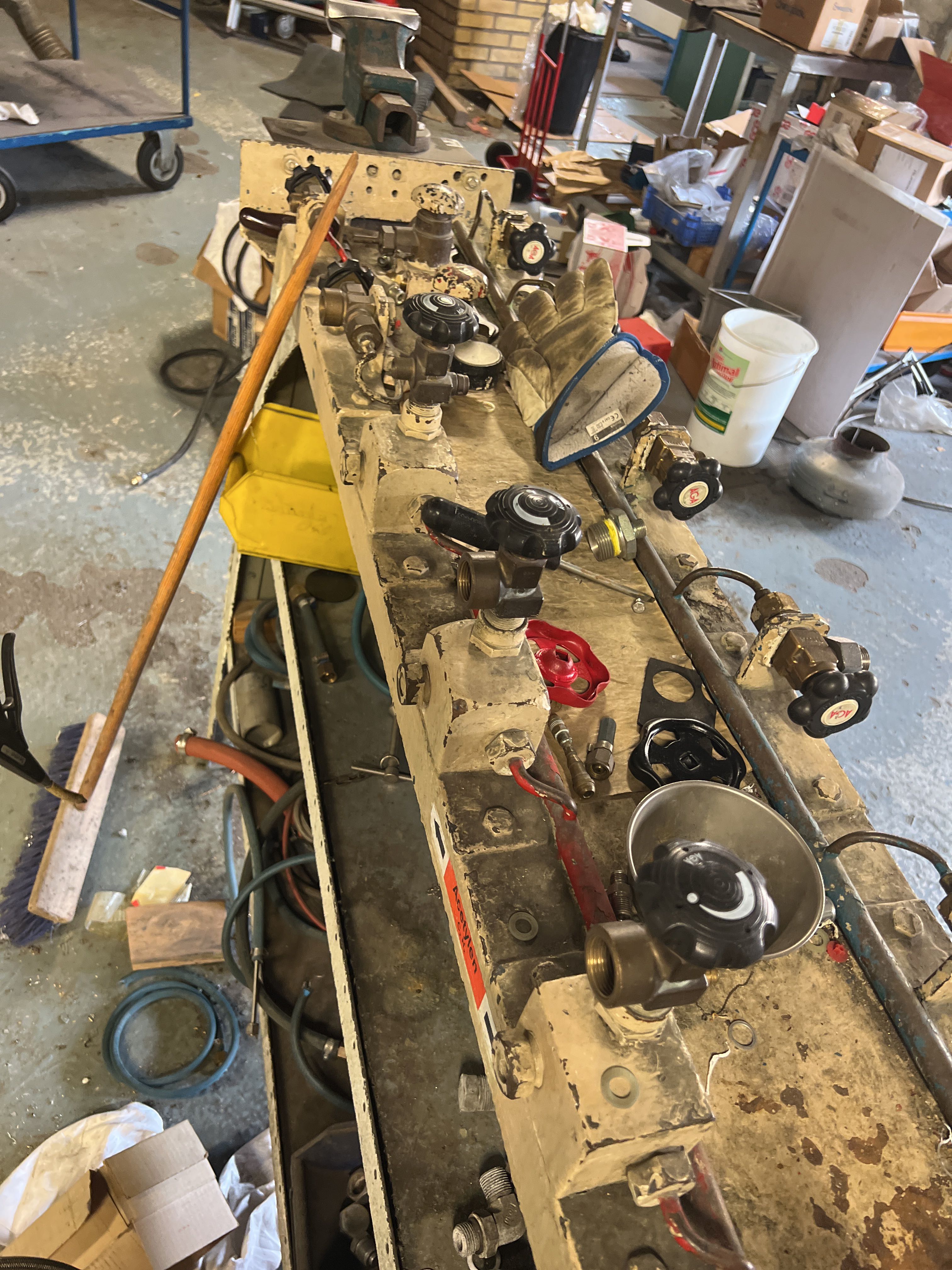 Gas connection bench with vise - PS Auction - We value the future ...