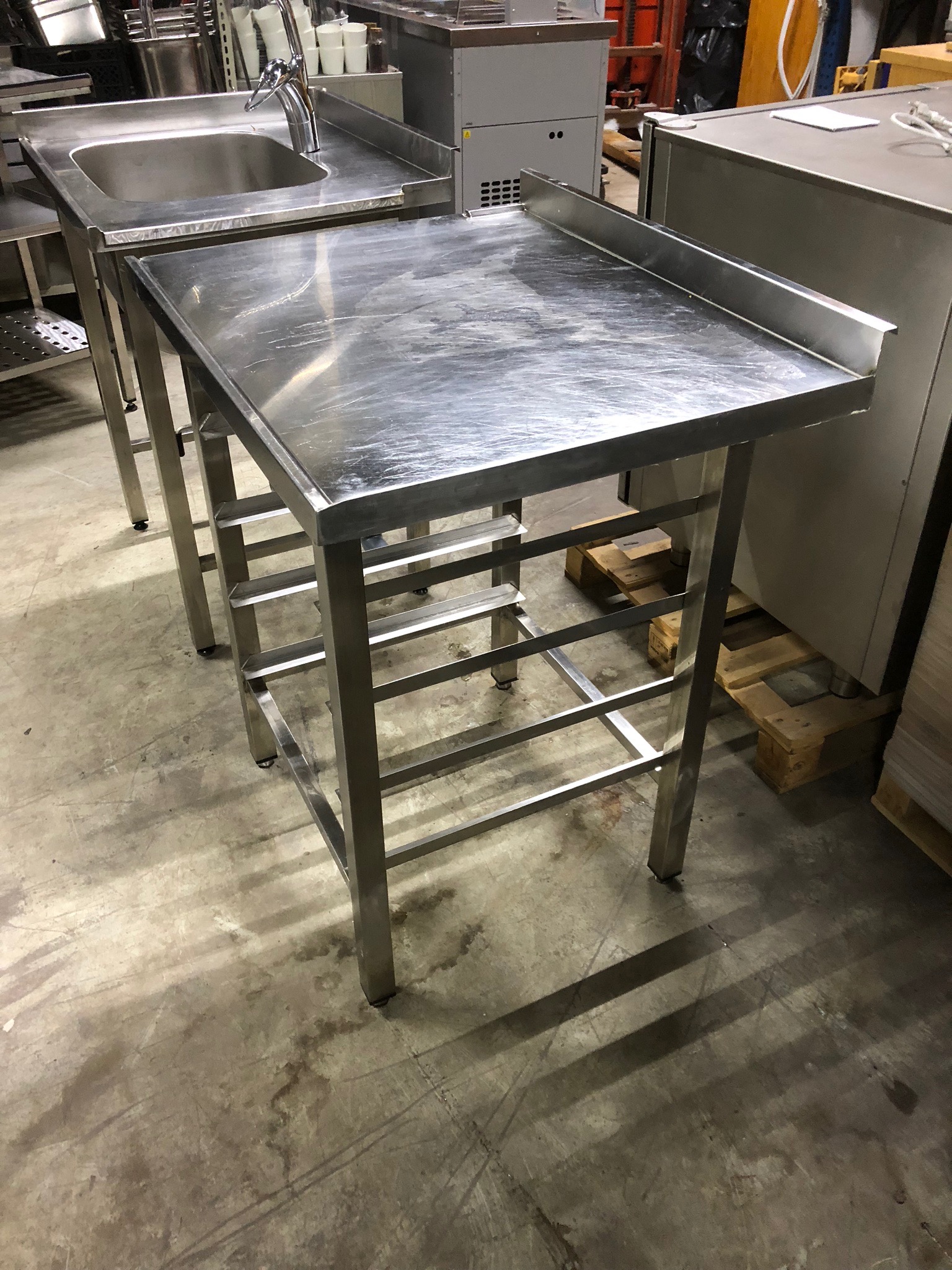 Small dispensing bench with guides for washing baskets - PS Auction ...