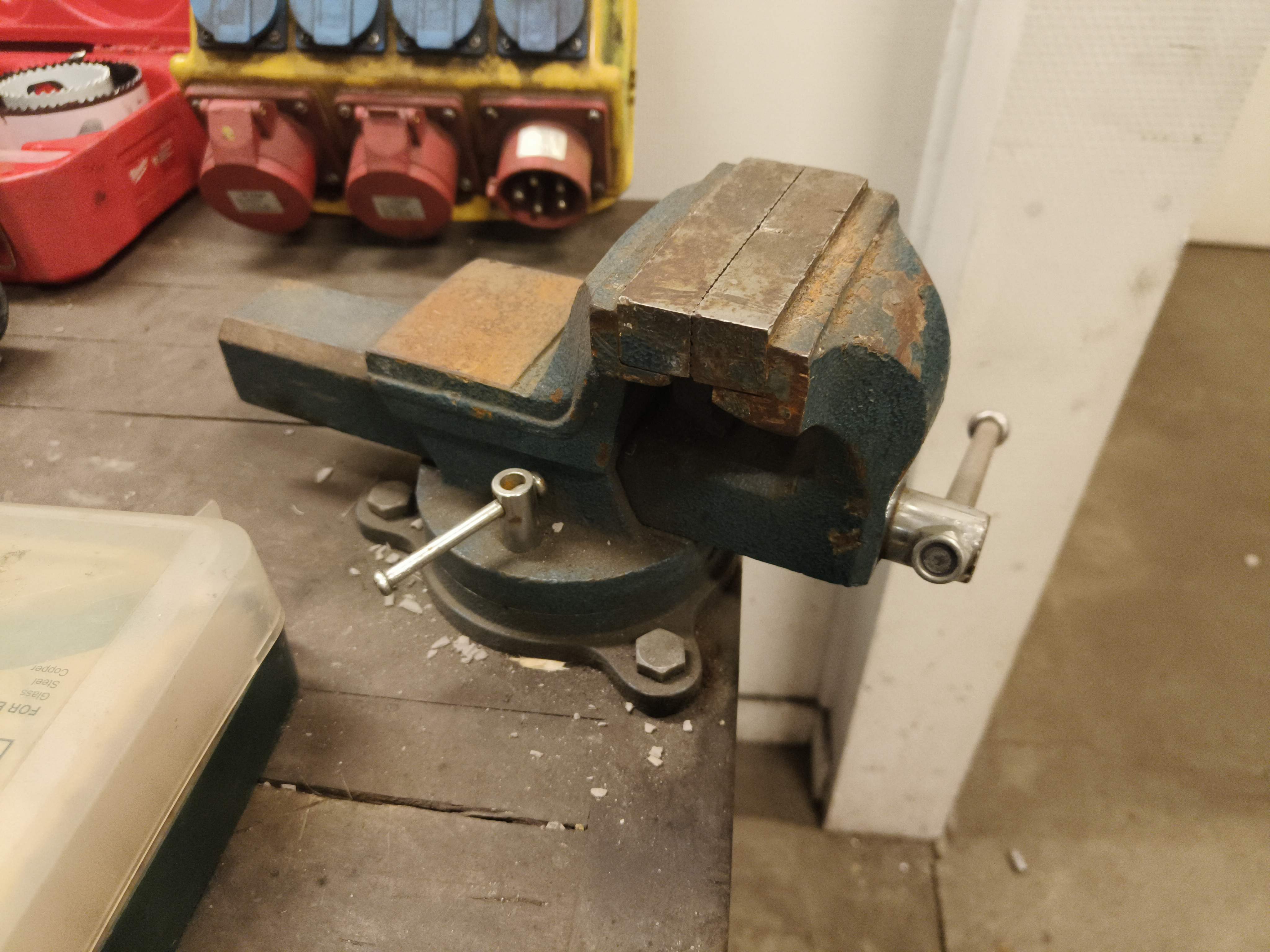 Storage / work table with contents - PS Auction - We value the future ...