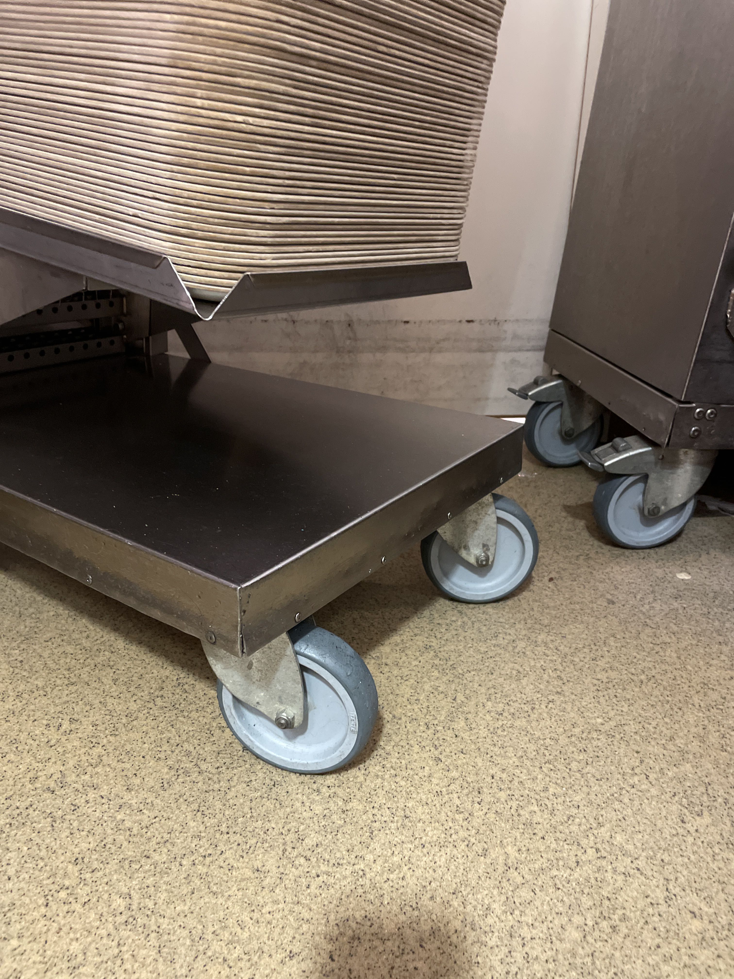 Tray trolleys, 3 pieces - PS Auction - We value the future - Largest in ...