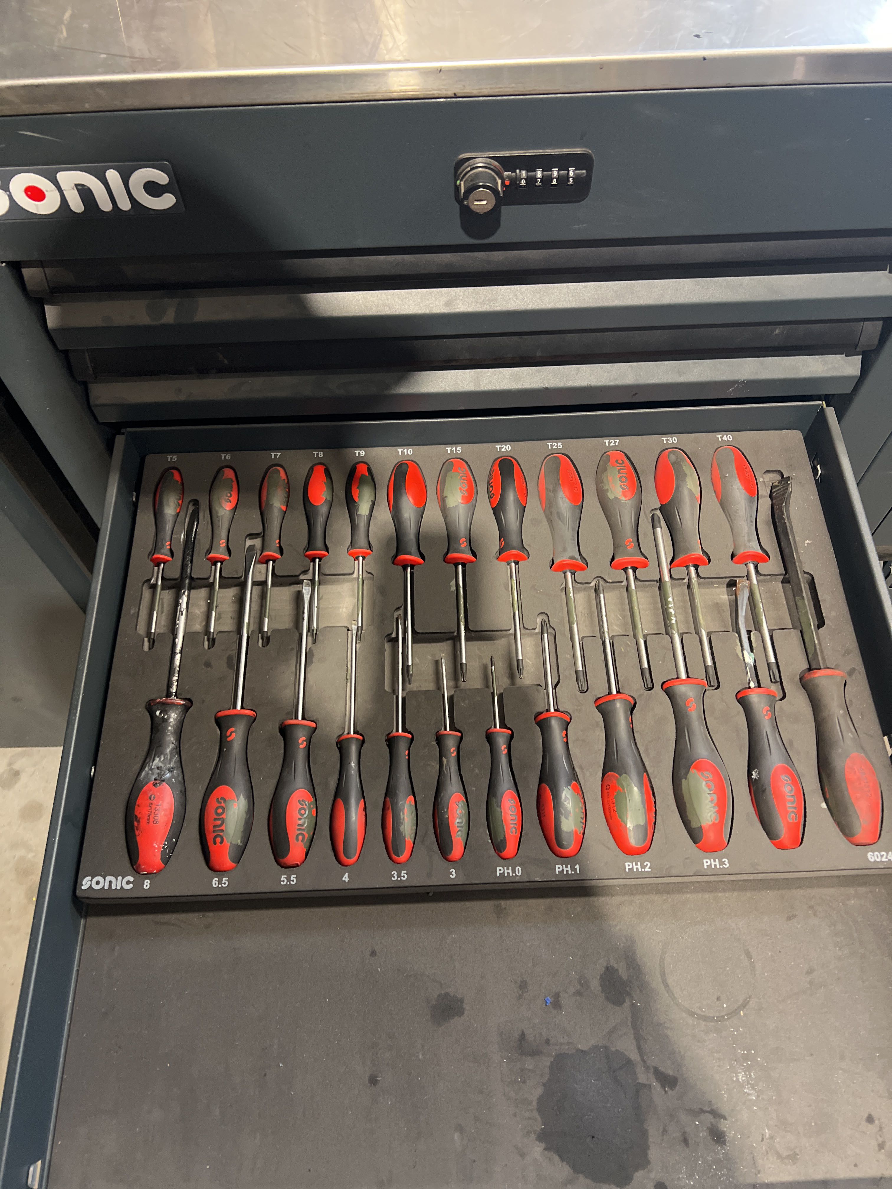 Sonic service station with tools - PS Auction - We value the future ...