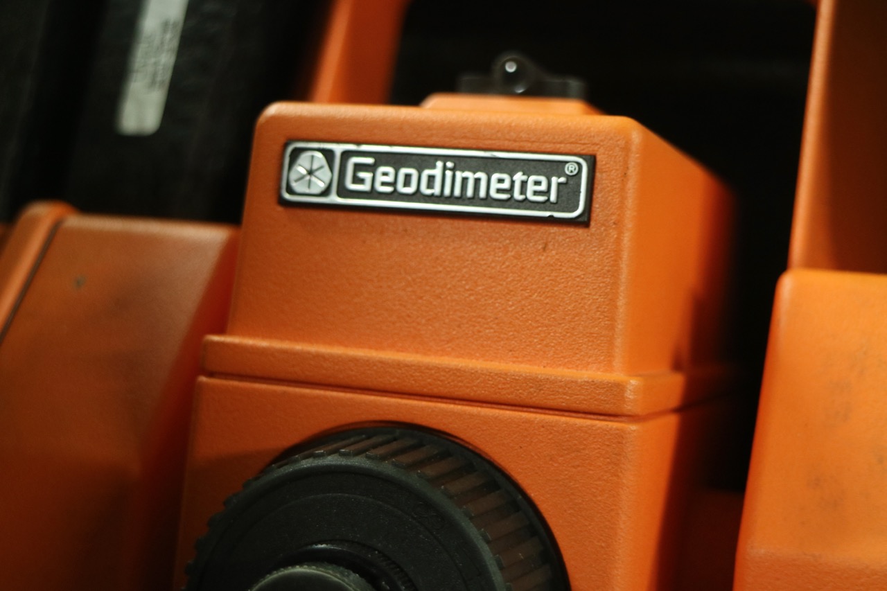 Geodimeter i väska - Auktioner online - Nätauktioner & Konkursauktioner ...