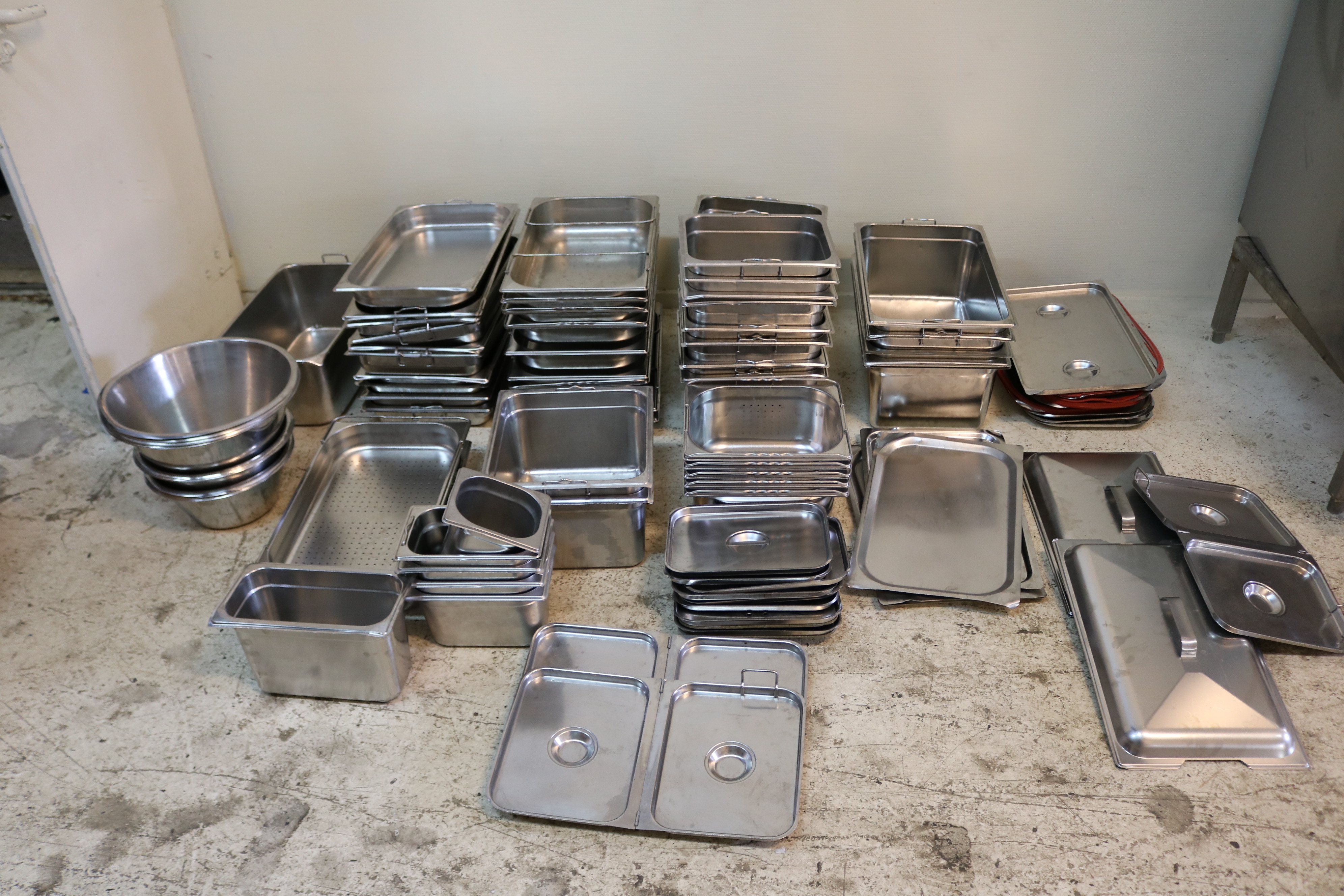 Rostfria kantiner och lock - Auktioner online - Nätauktioner ...