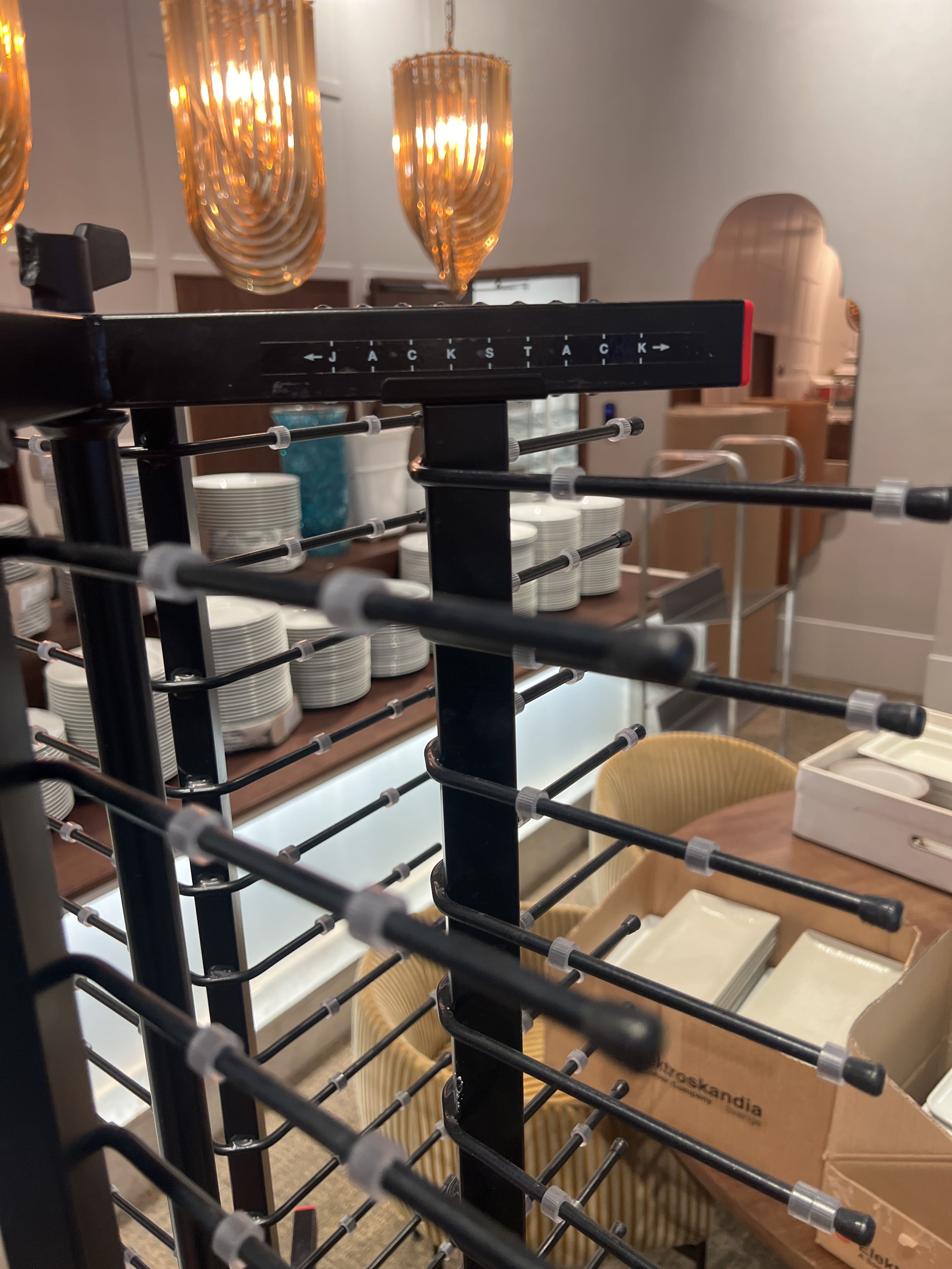 Tallriksställ på hjul - Jackstack - Auktioner online - Nätauktioner & Konkursauktioner | PS Auction