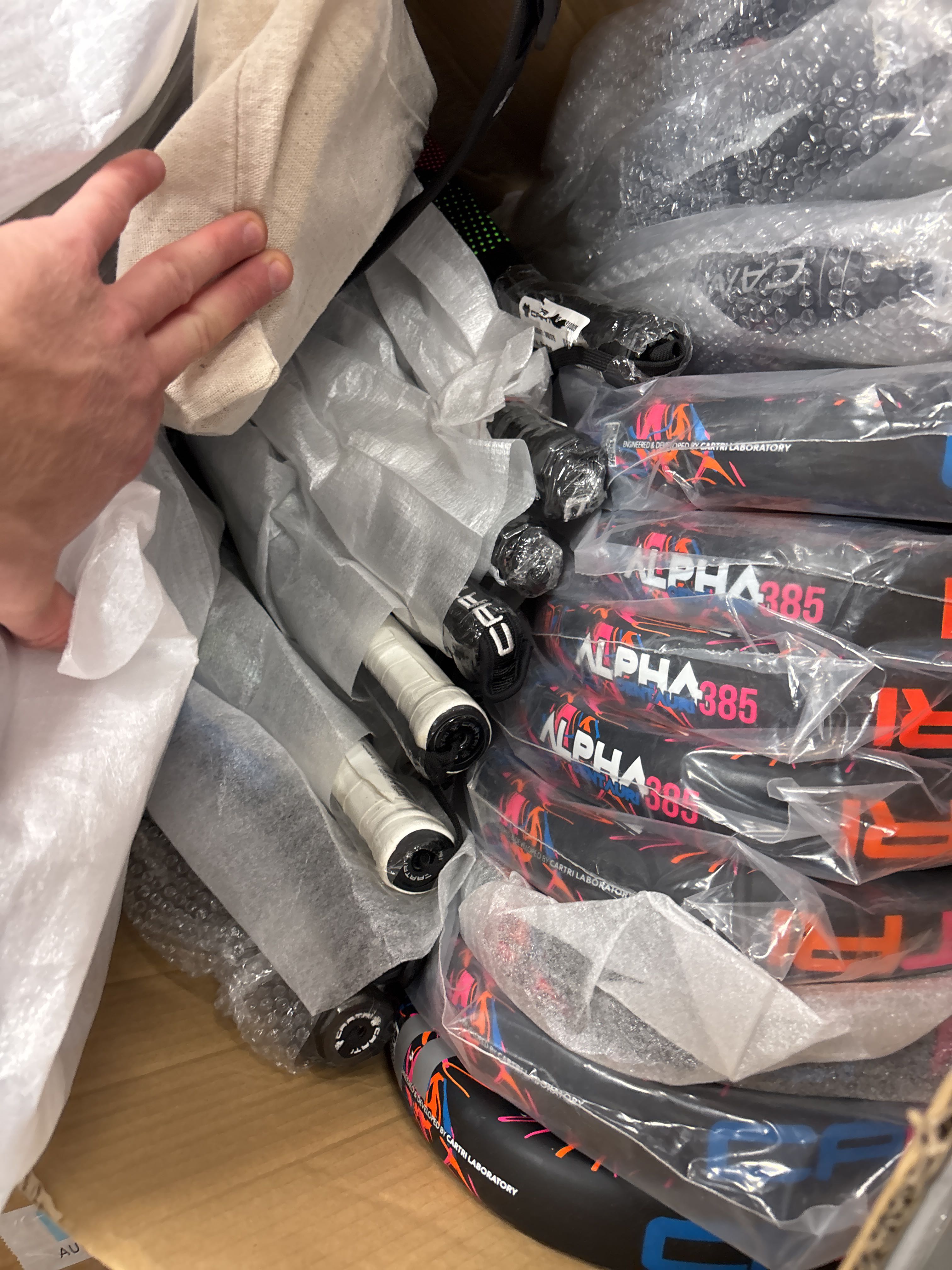 Parti med padel rack, kläder, skor och tillbehör - Auktioner online ...