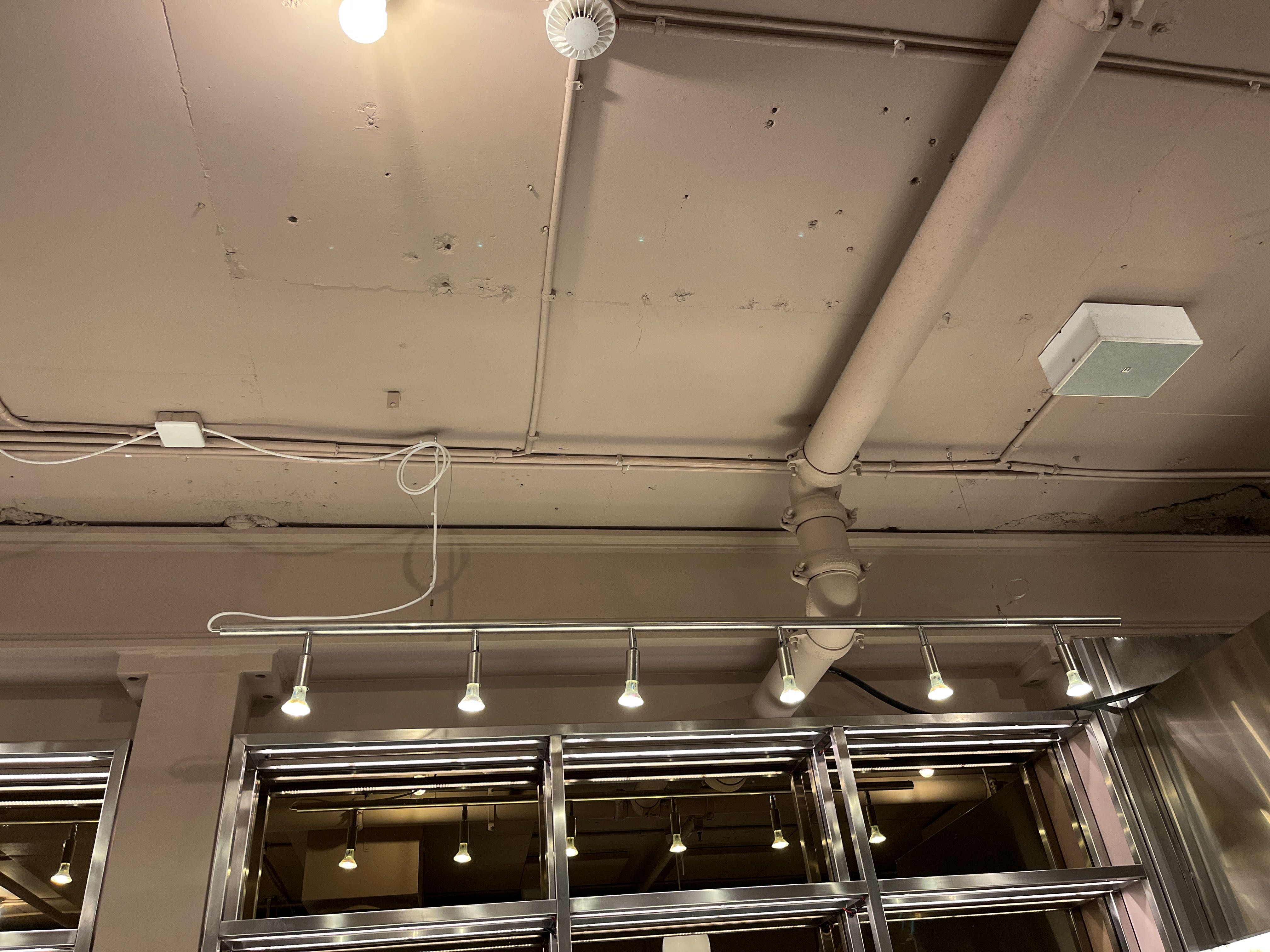 Spotlights on rail x12 light sources - PS Auction - We value the future ...