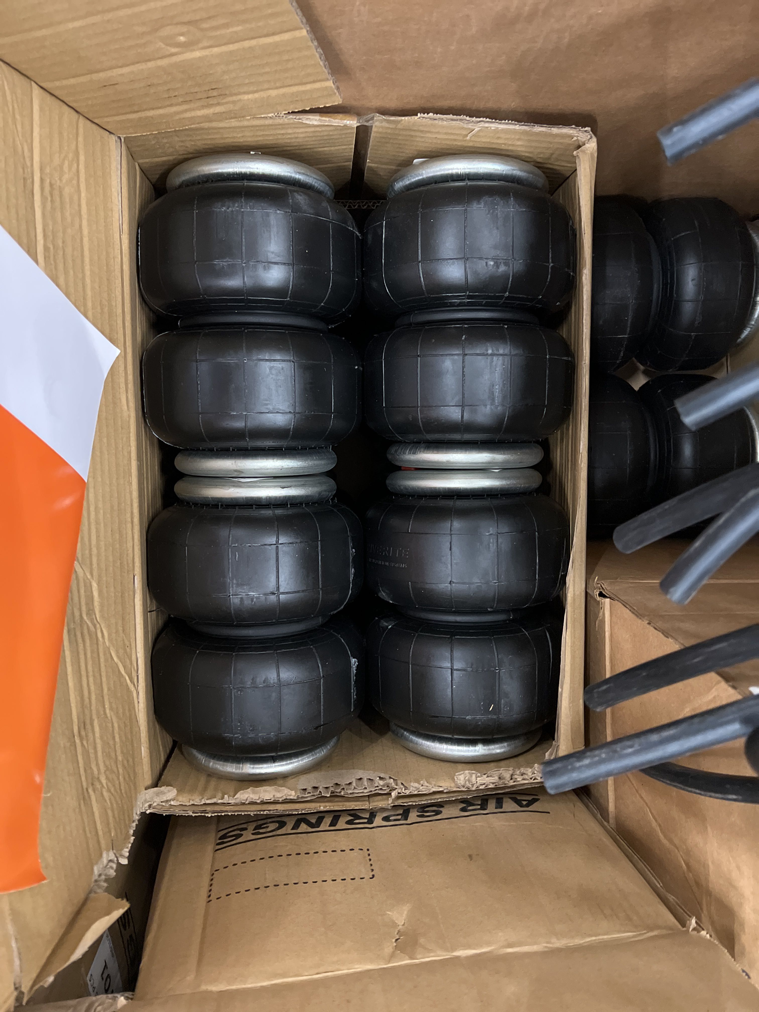 Lot of compressors for air bellows, 12V, and more - PS Auction - We ...