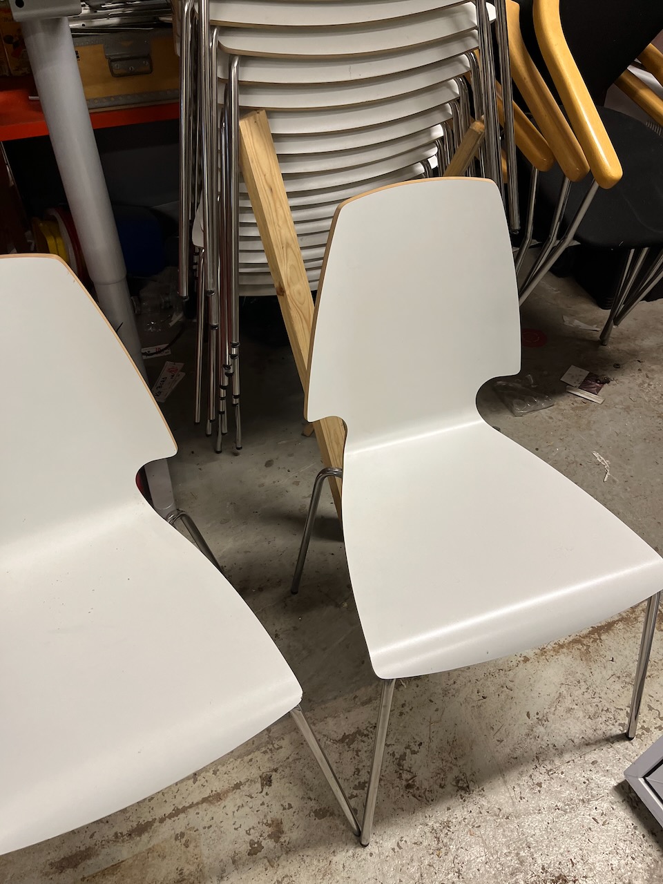 20 stycken Stapelbara stolar - Auktioner online - Nätauktioner ...