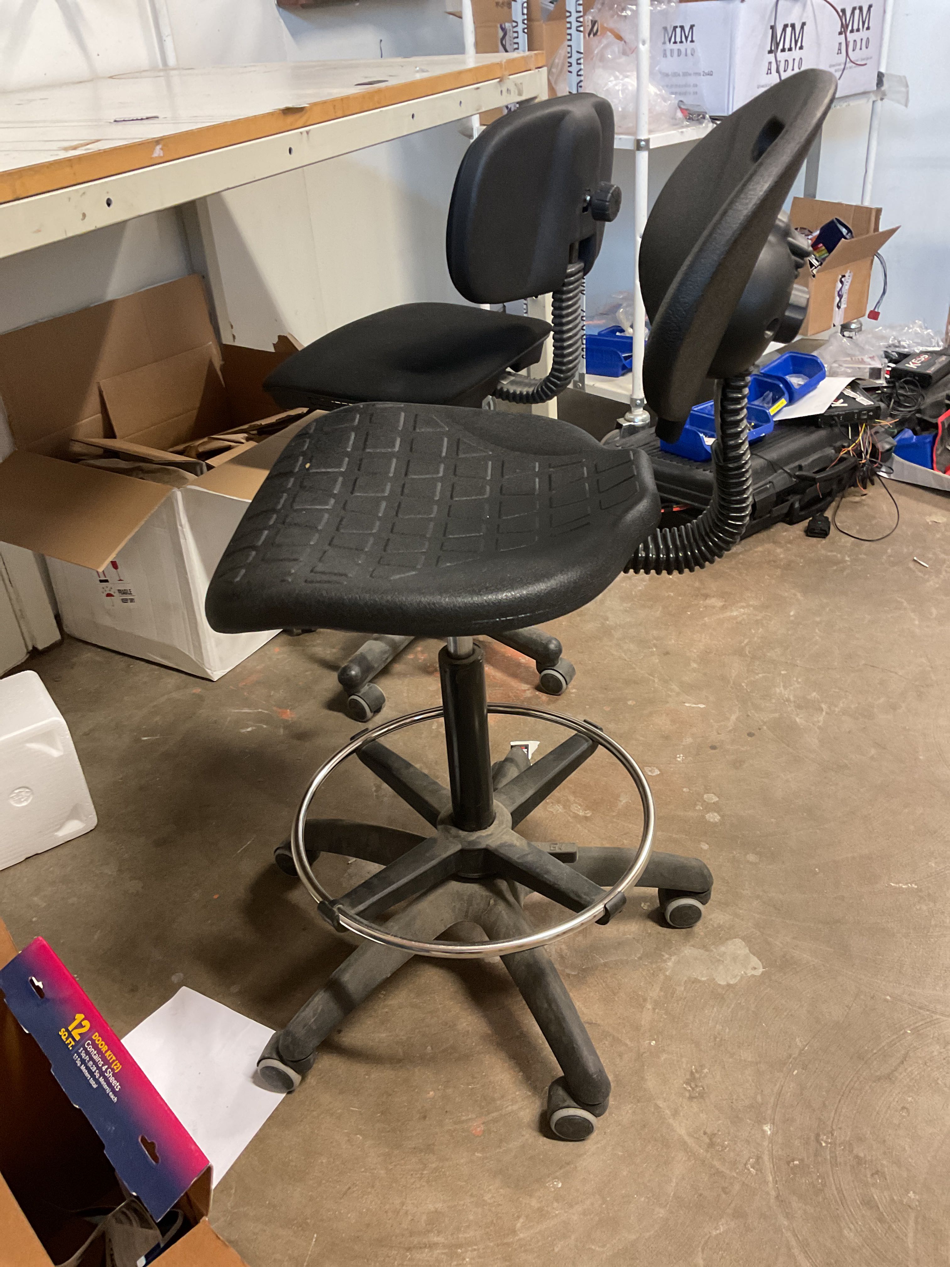 Assembly table with two chairs - PS Auction - We value the future ...