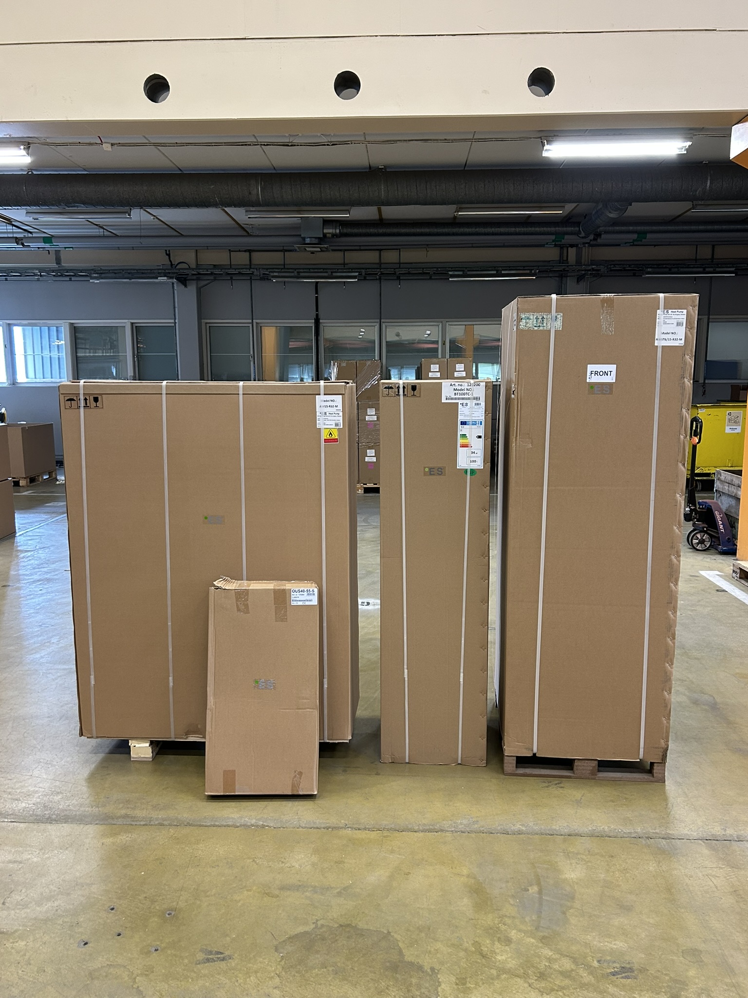 15 kW luft/vatten värmepump från Energy Save. Varmvattentank ...