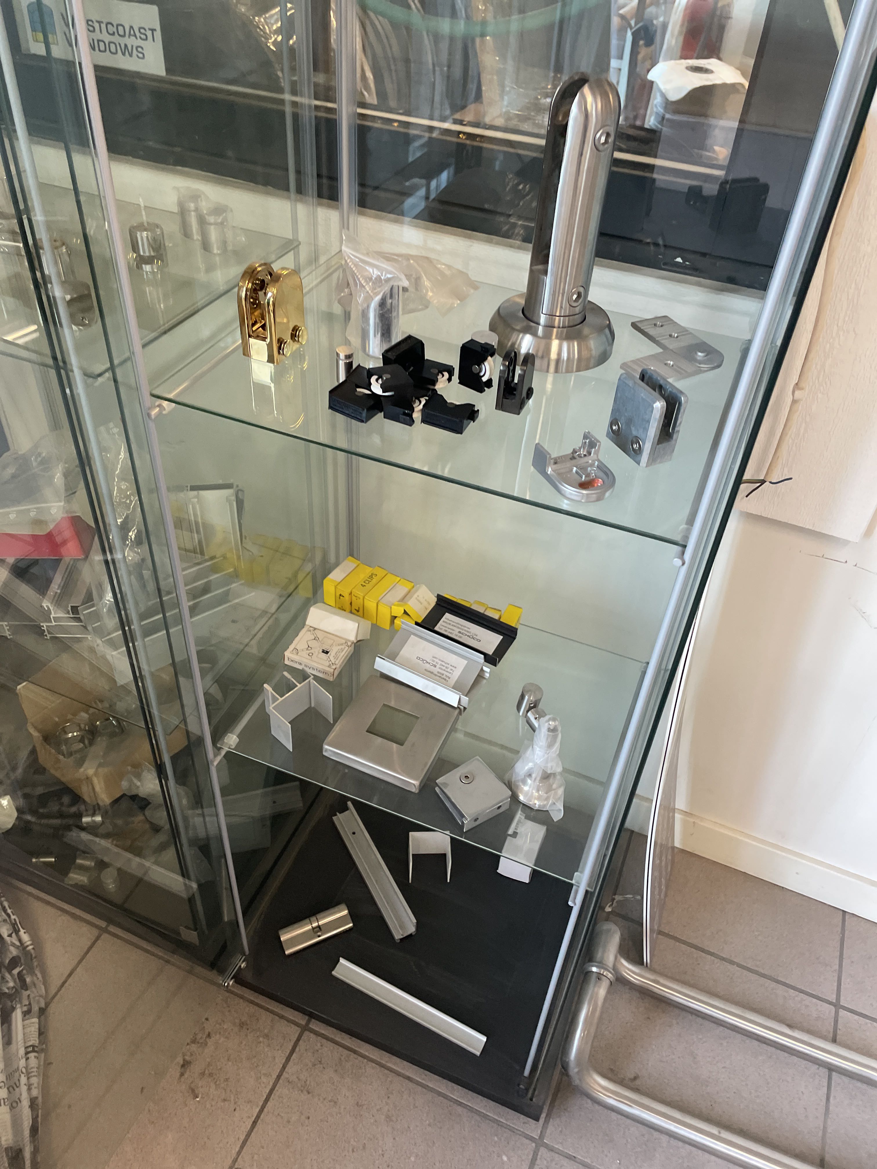 Display cabinet, 3 pieces and magazine rack - PS Auction - We value the ...