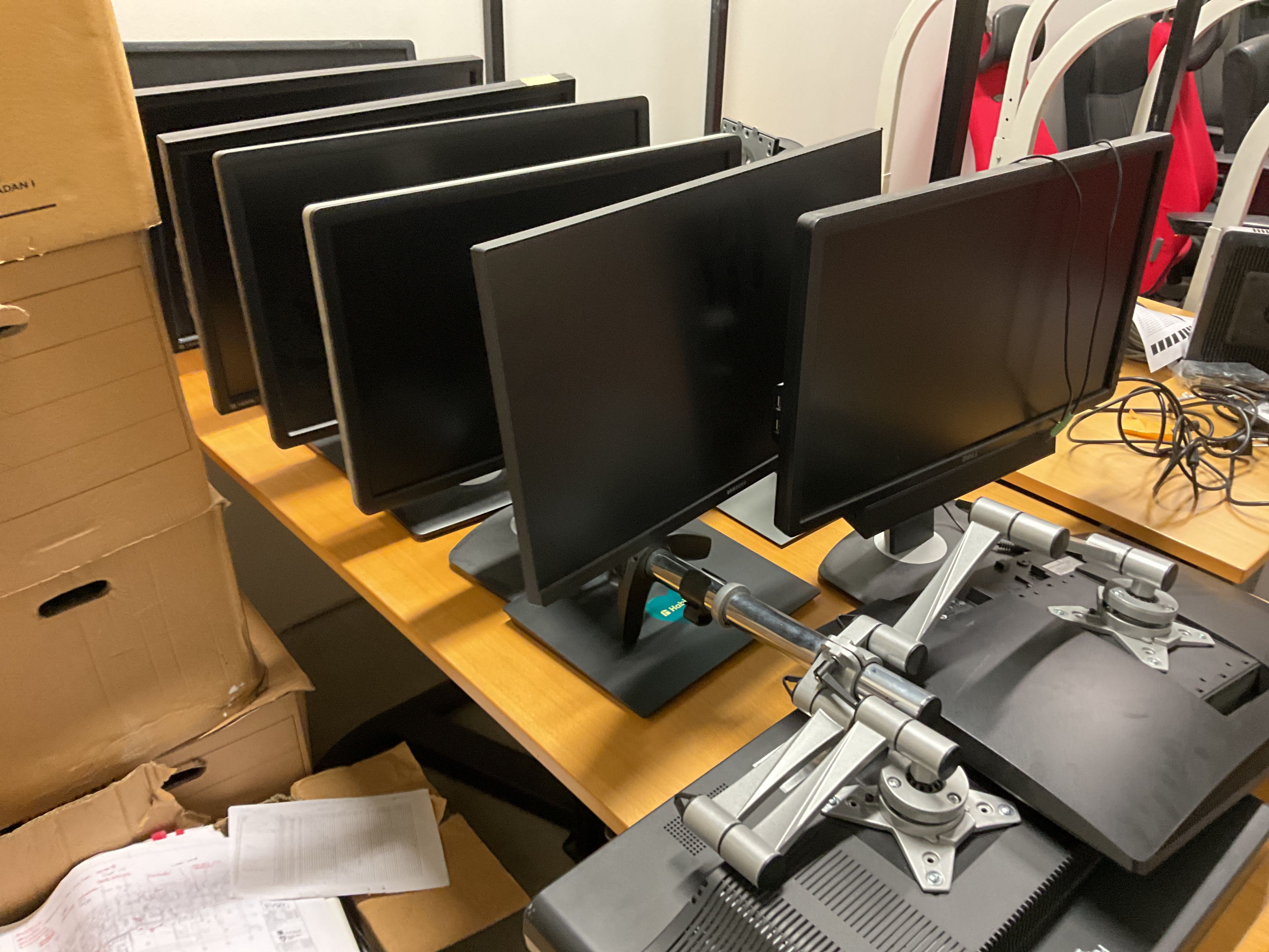 Table with computer screens - PS Auction - We value the future ...