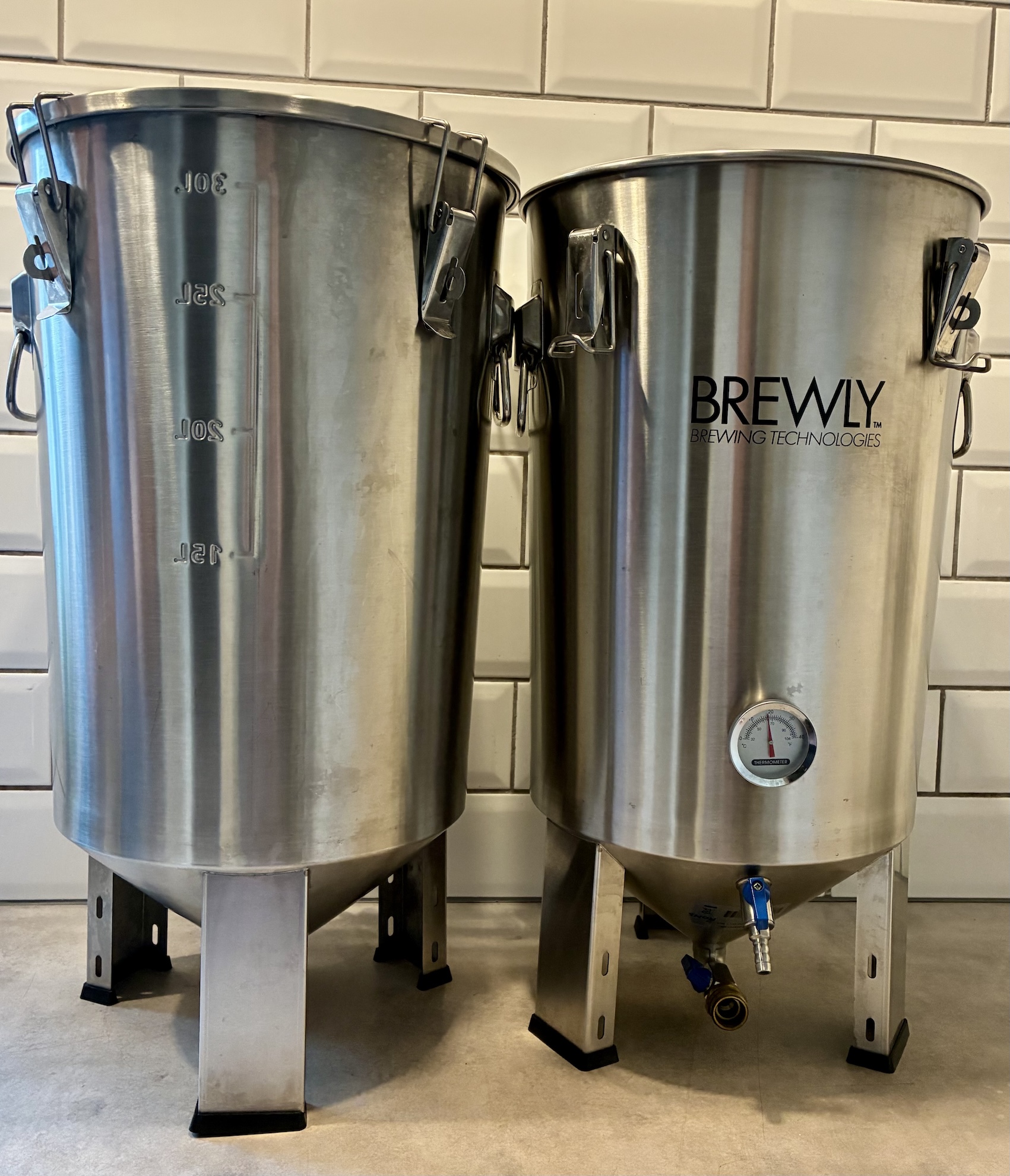 2 Brewly fermentation vessels 30 L CCF – stainless steel with cooling ...