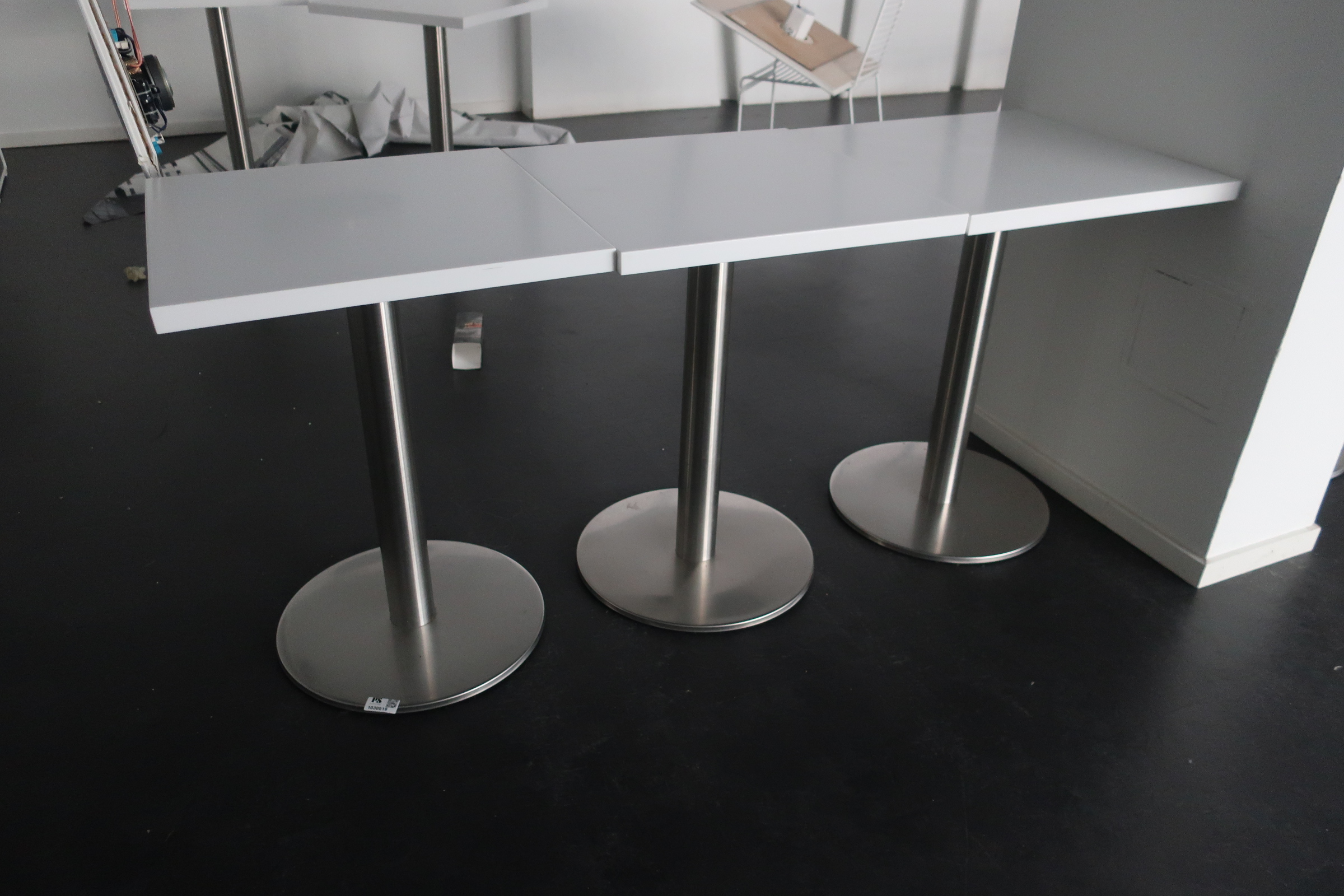 12 restaurant tables, 2 different sizes - PS Auction - We value the ...