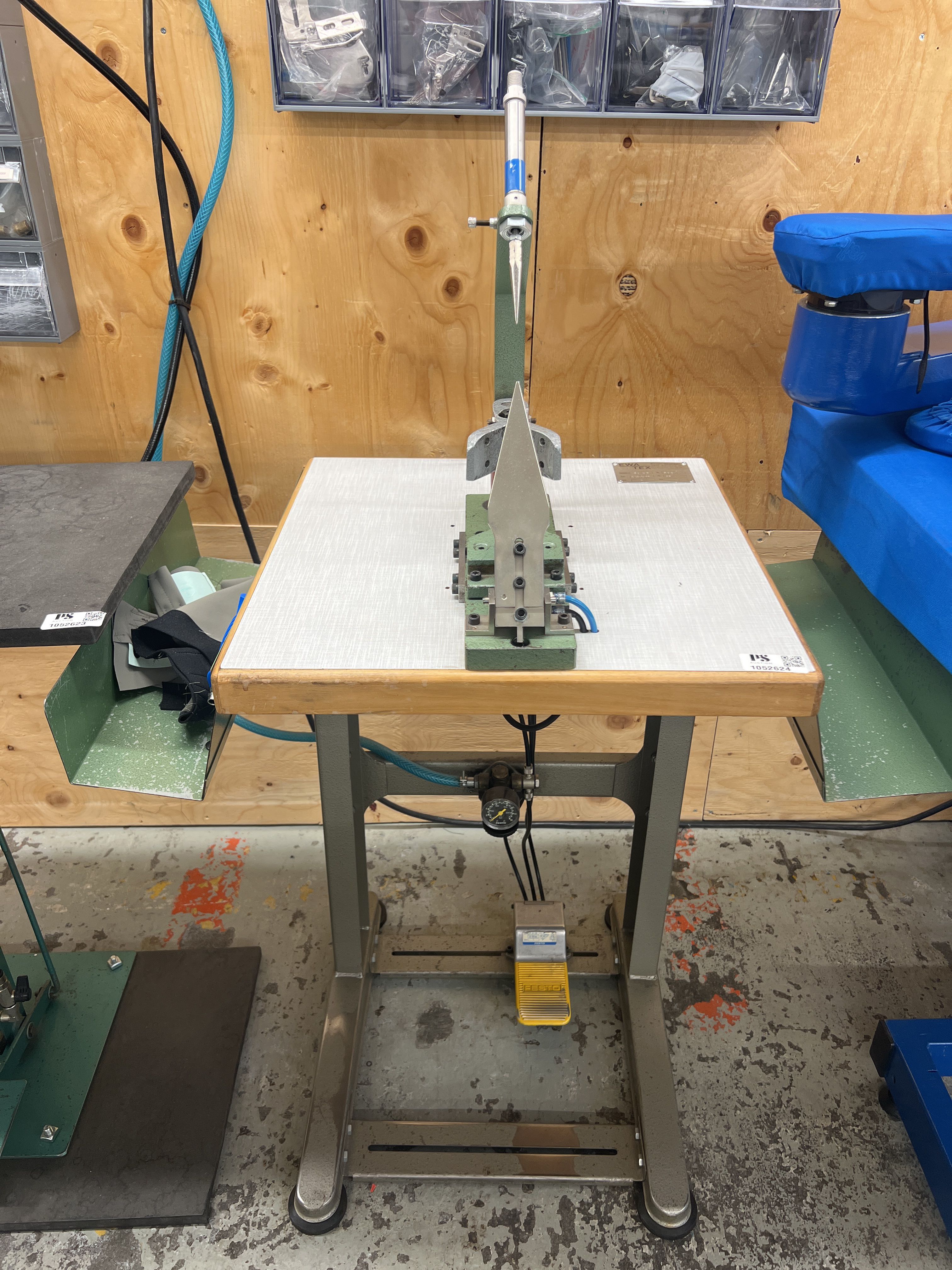 Rivet machine EWA-TEX with many accessories - PS Auction - We value the ...