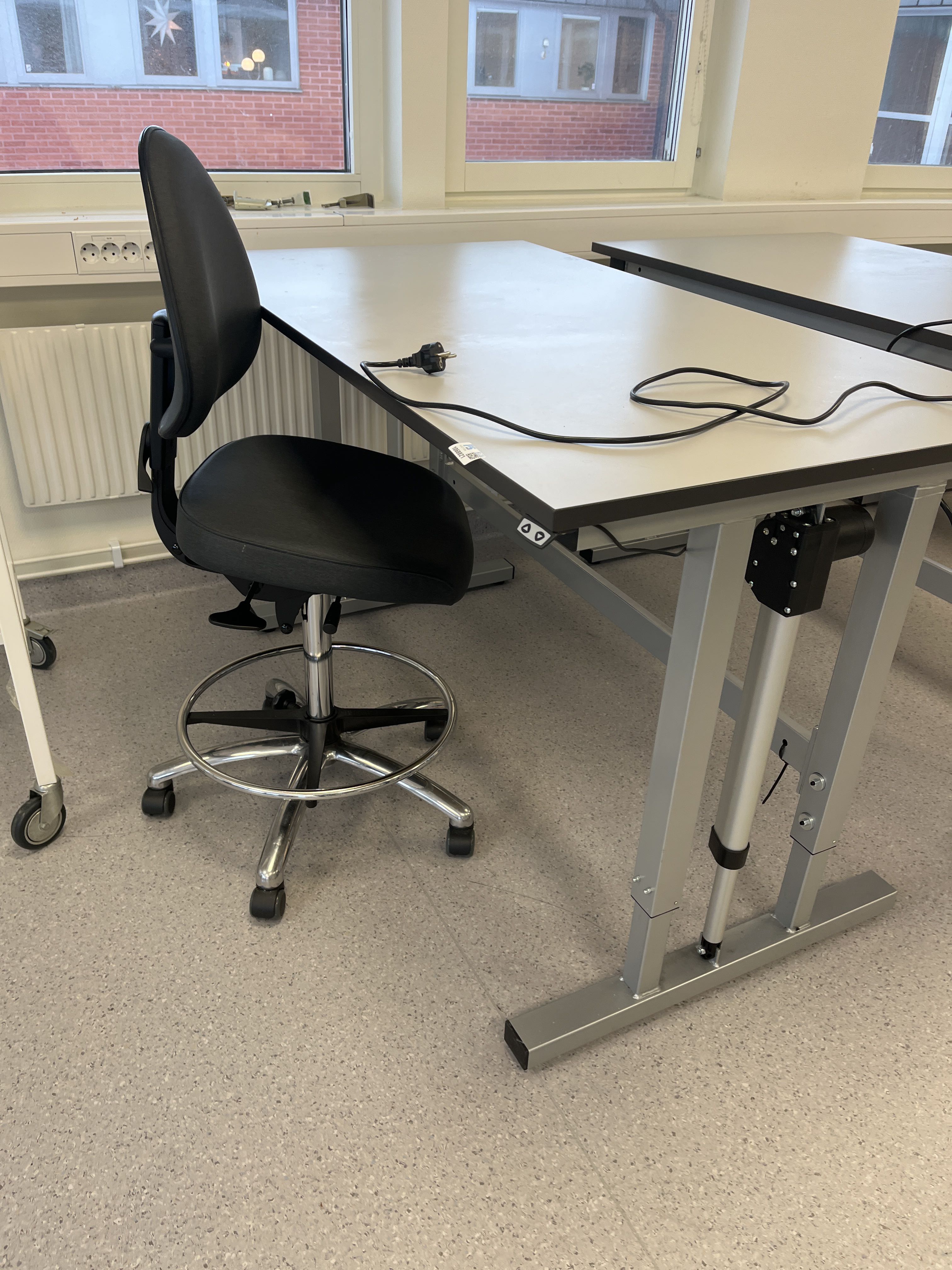Raised & lowerable desk & Lab chair - AJ, 300kg - PS Auction - We value ...