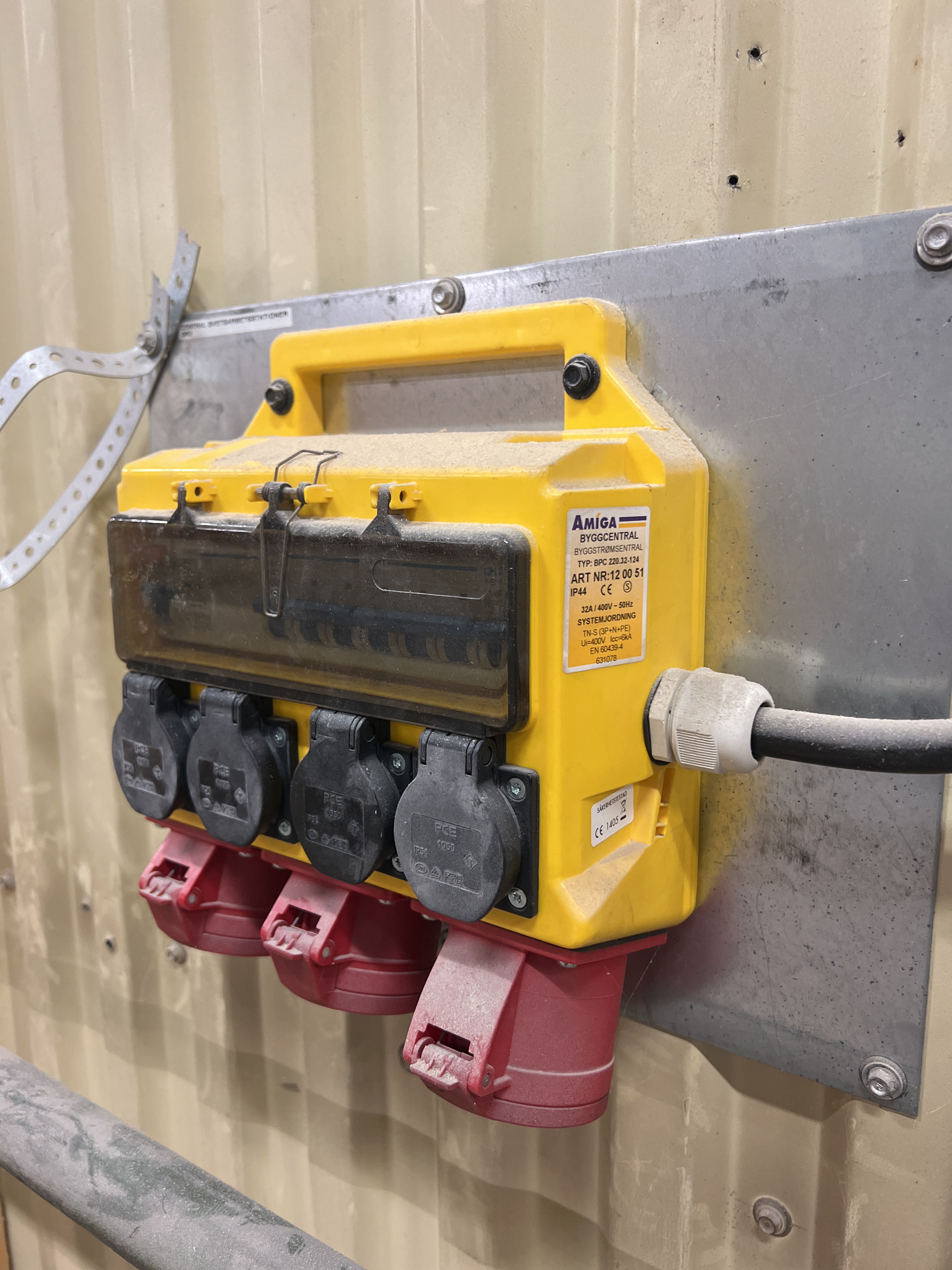 Carpenter's bench and chip extractor Luna BDC 240 -2016 - PS Auction ...