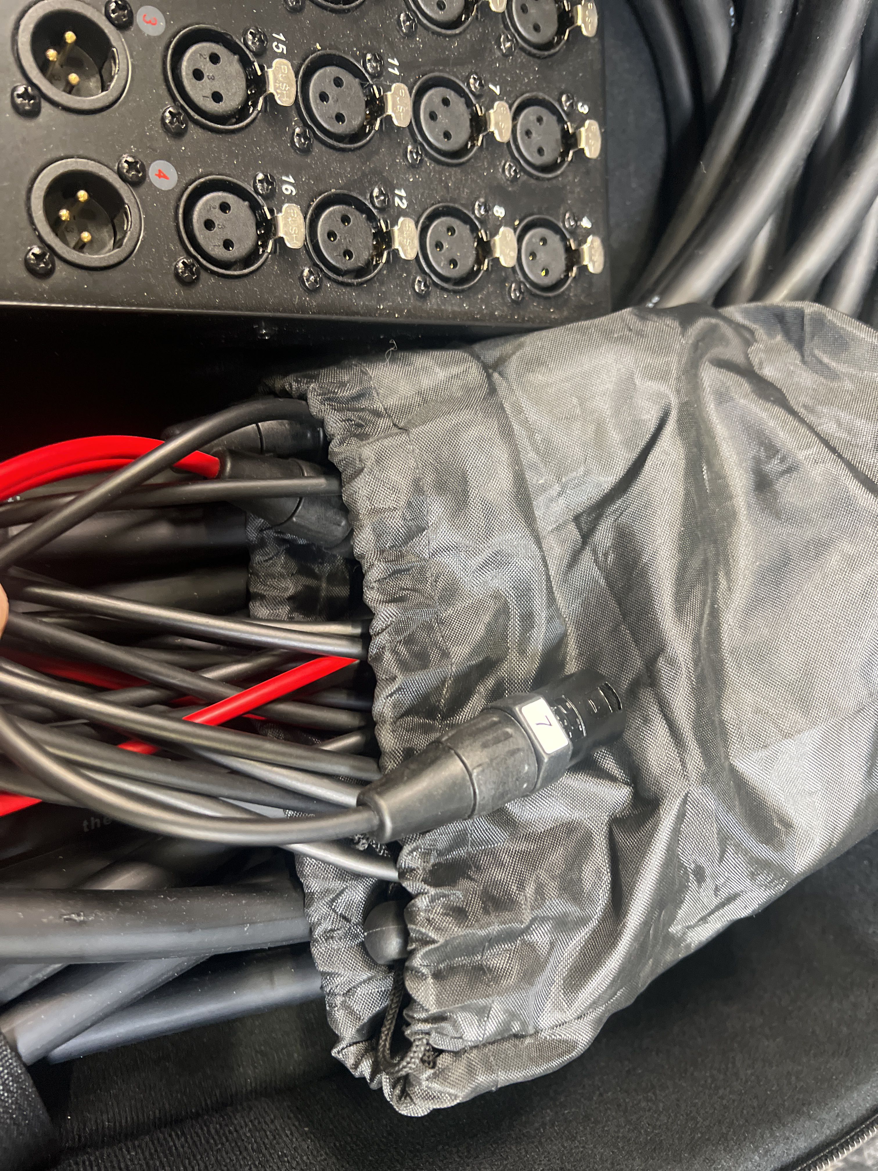 Multikabel med scenlåda - Auktioner online - Nätauktioner ...