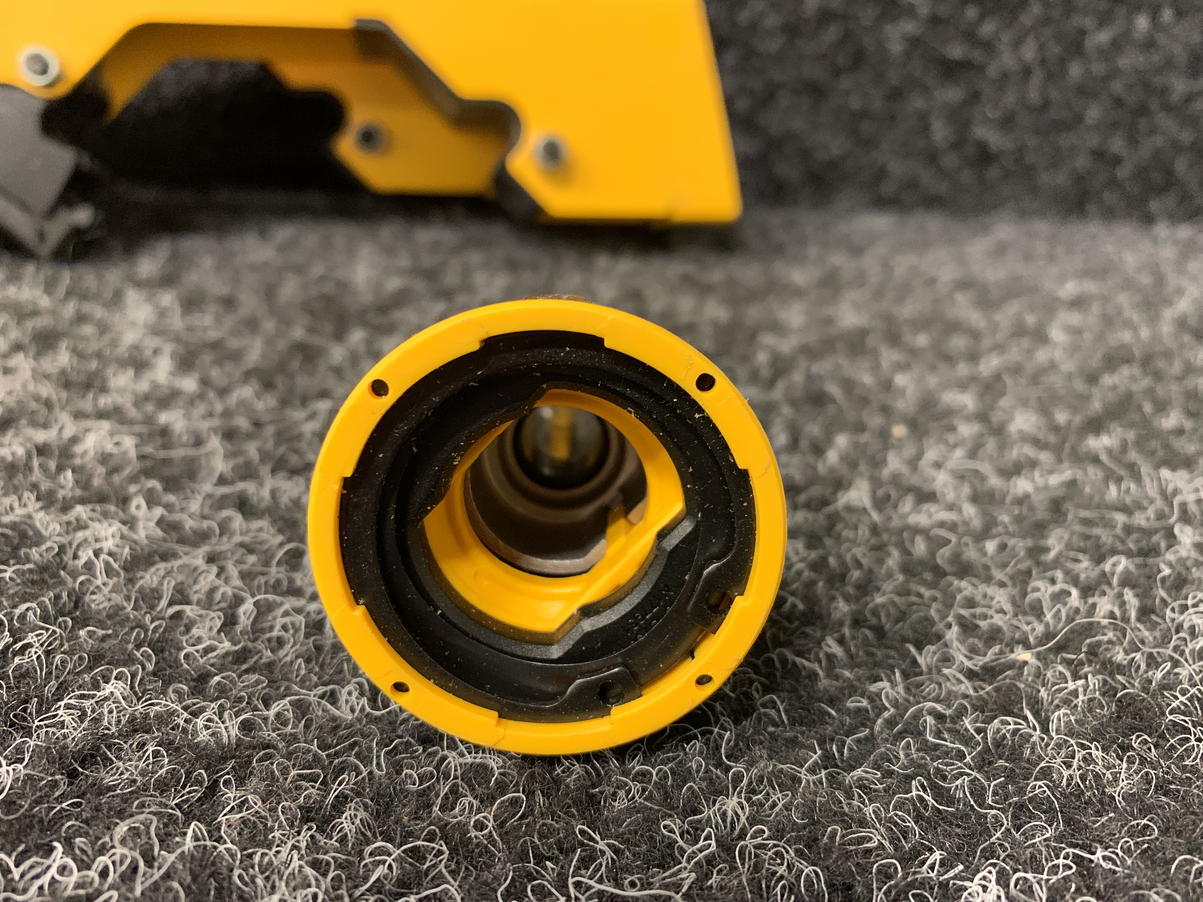 Monteringsbyglar DE7025 & multiladdare DCB115, DeWalt - Auktioner ...