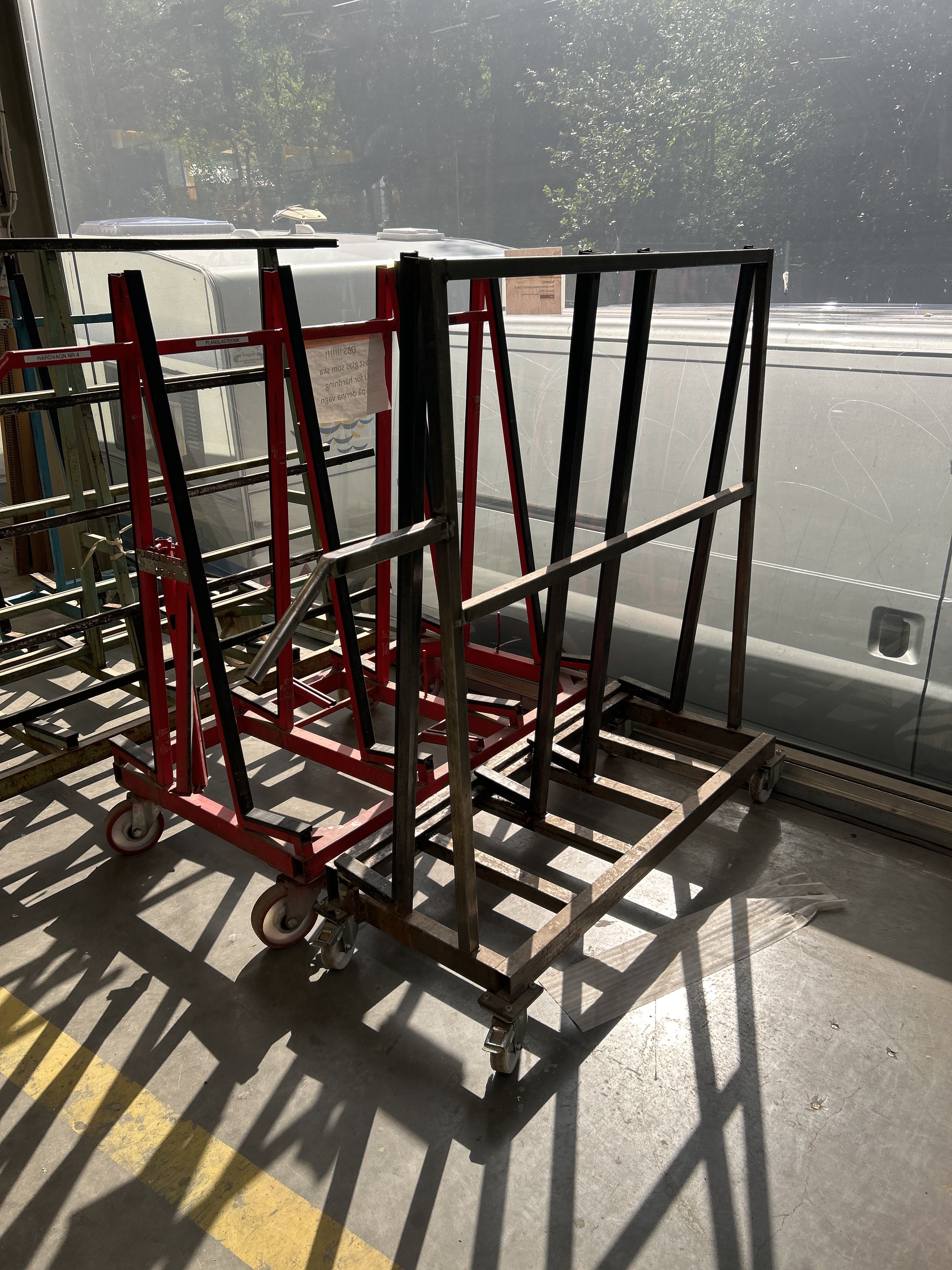 Glass trolleys - PS Auction - We value the future - Largest in net auctions