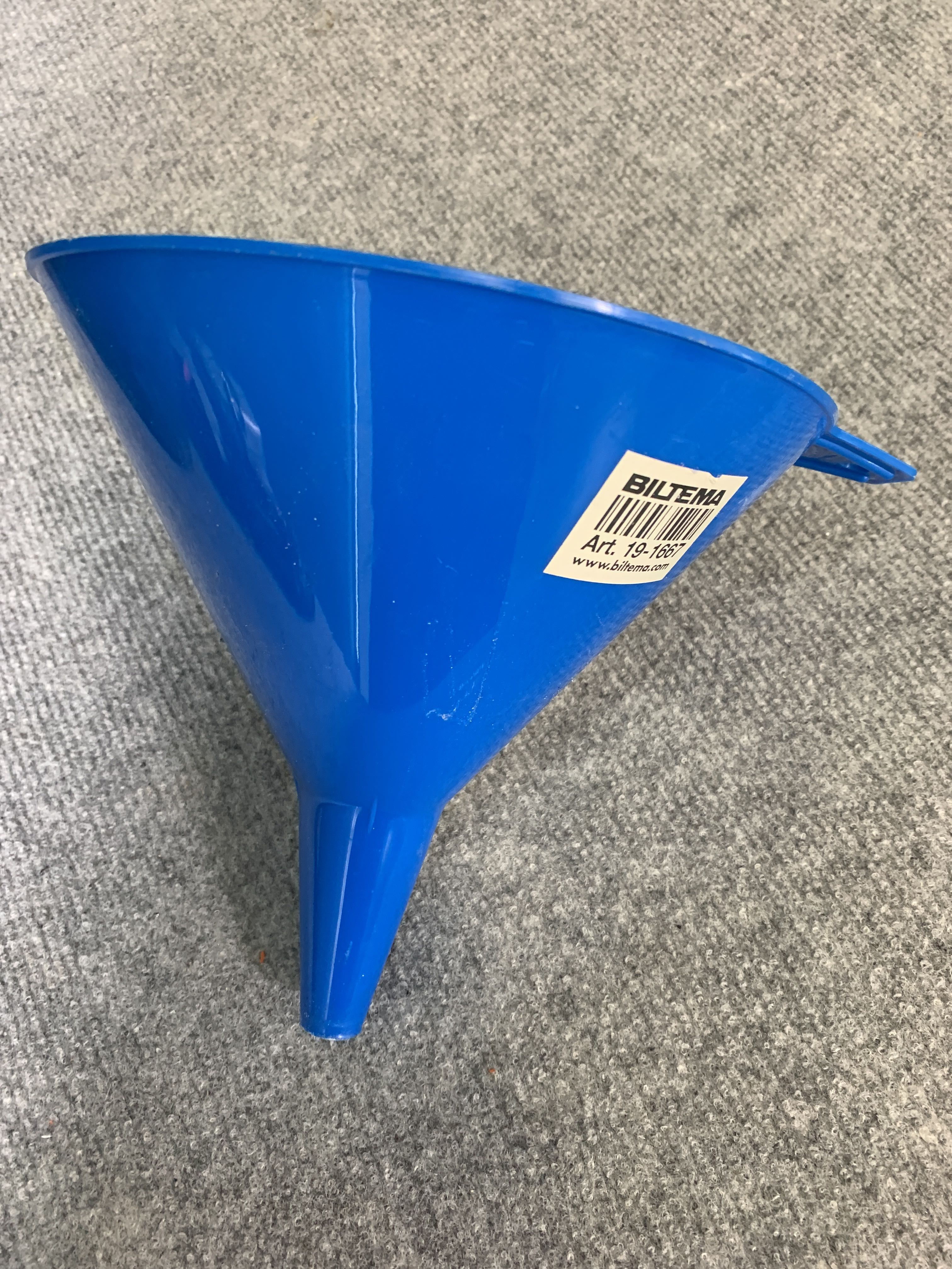 Masonry bucket with various hand tools - PS Auction - We value the ...