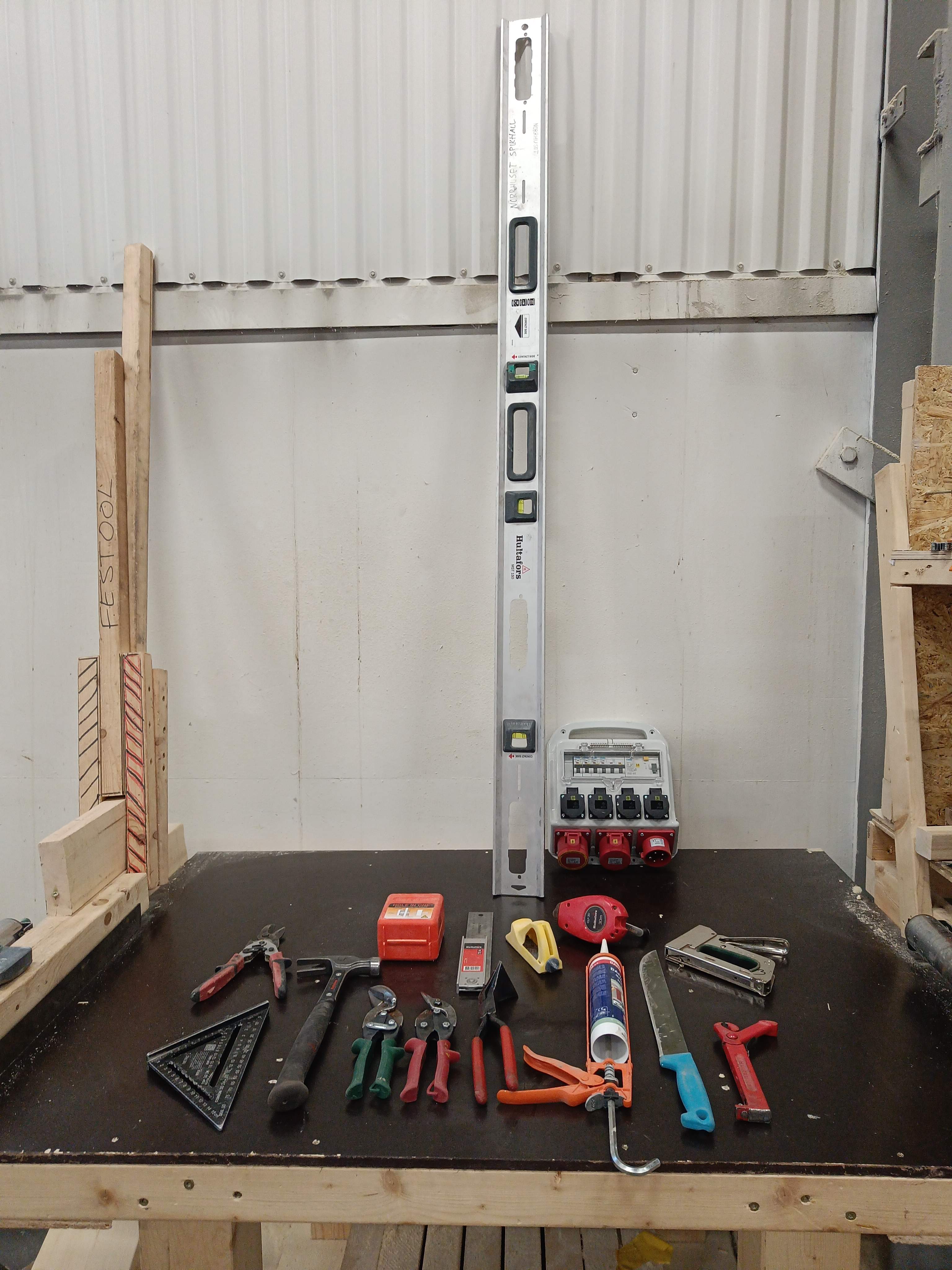 Spirit level, power station, pliers, hammer and more - PS Auction - We ...